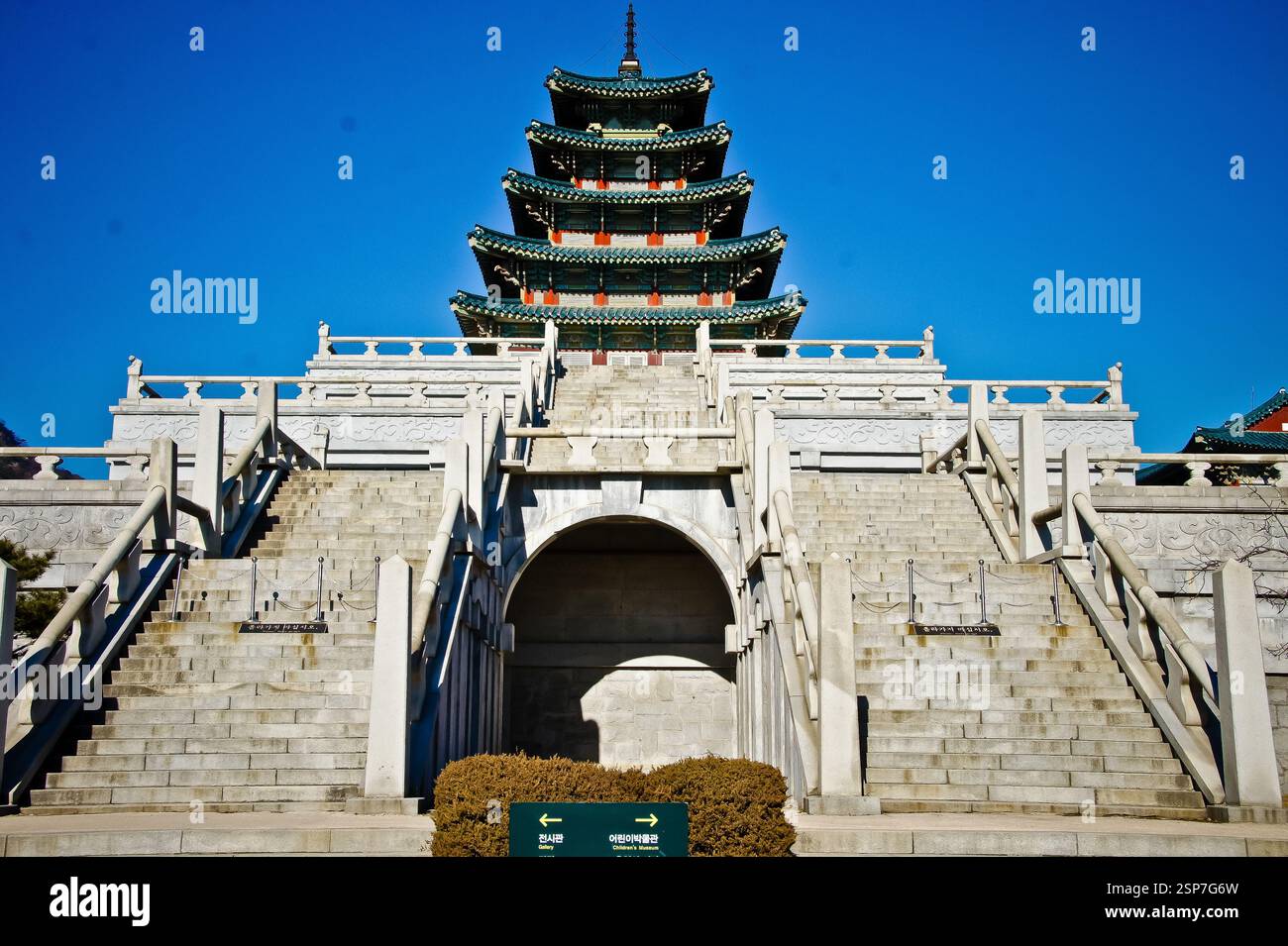Gyeongbokgung Palace, a symbol of Korean history and culture, features ...