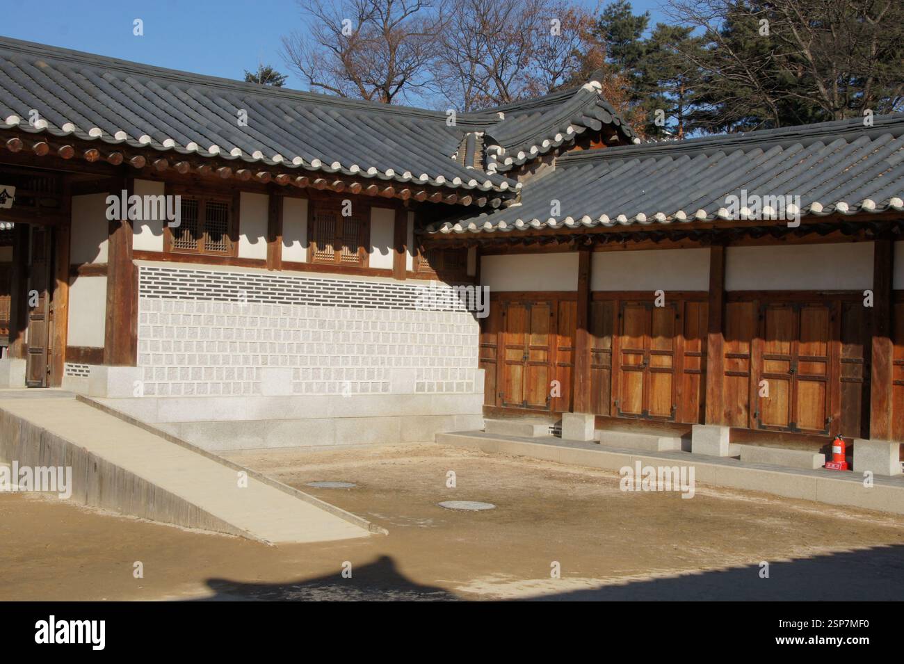 Korean Palace. Traditional architecture with tiled roof and wooden ...
