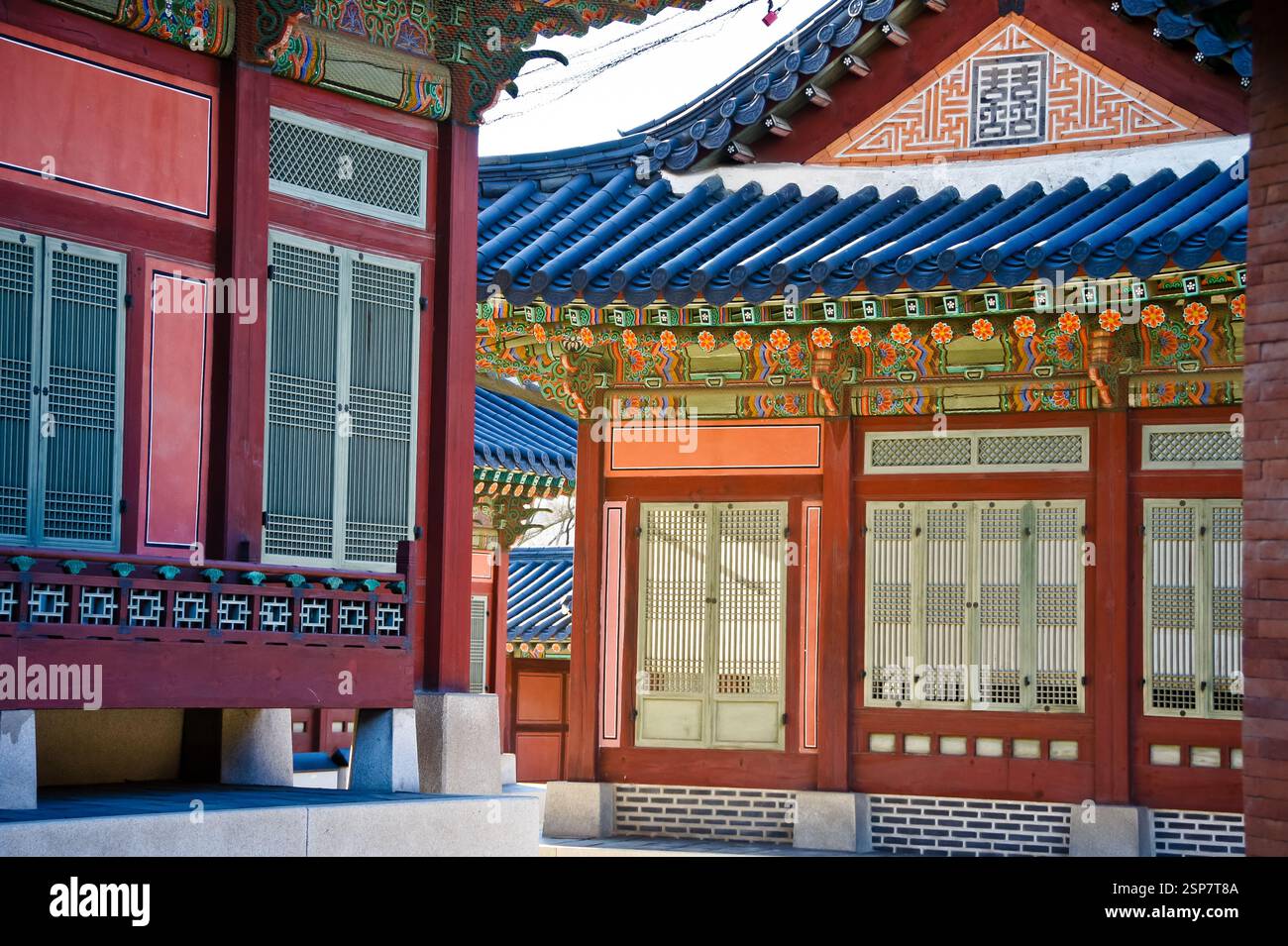Korean Palace Architecture. Brightly colored buildings with intricate ...