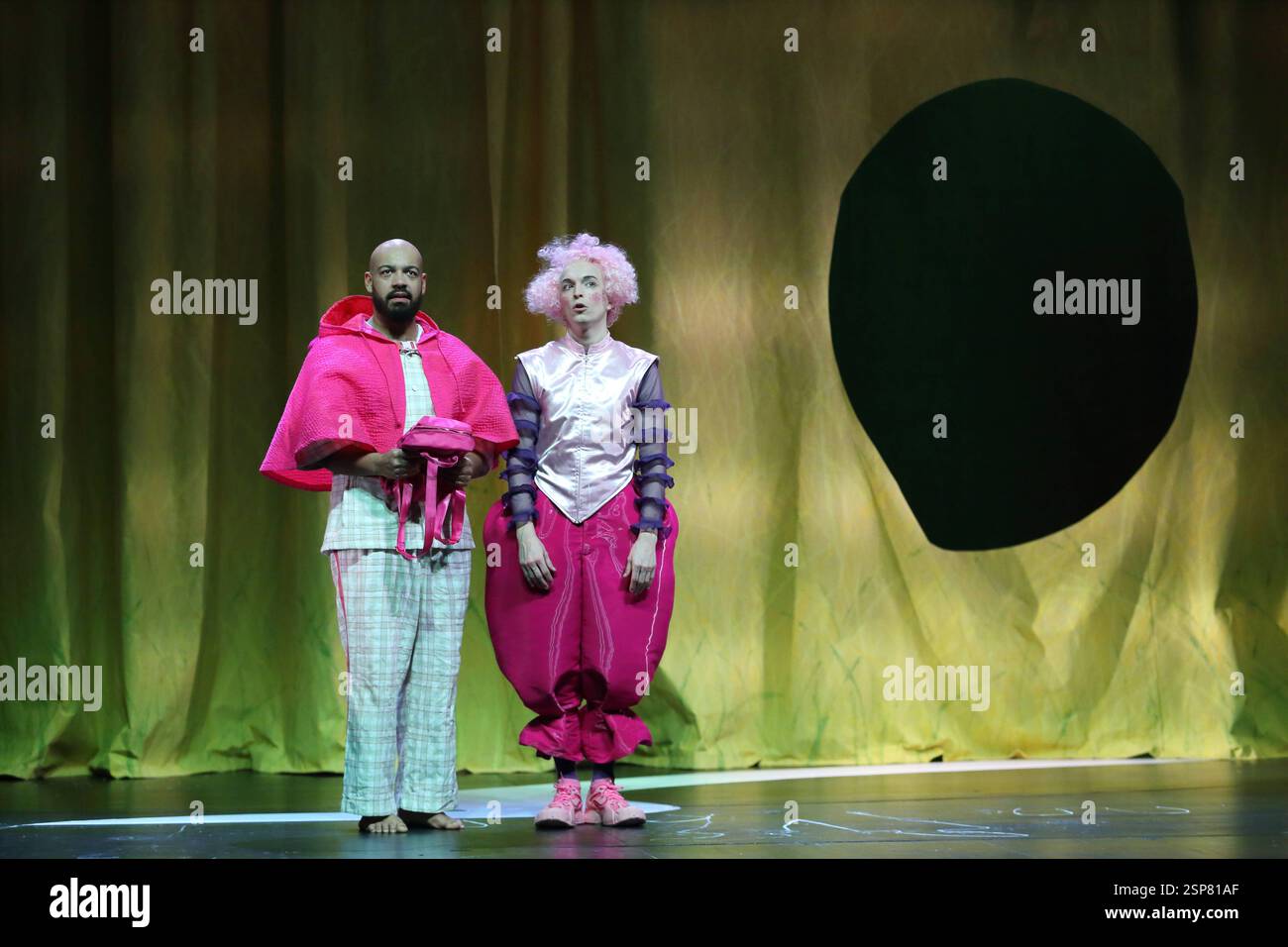 Kofi Wahlen als Sasja und Vincent Heppner als Trine, v.l., während der ...