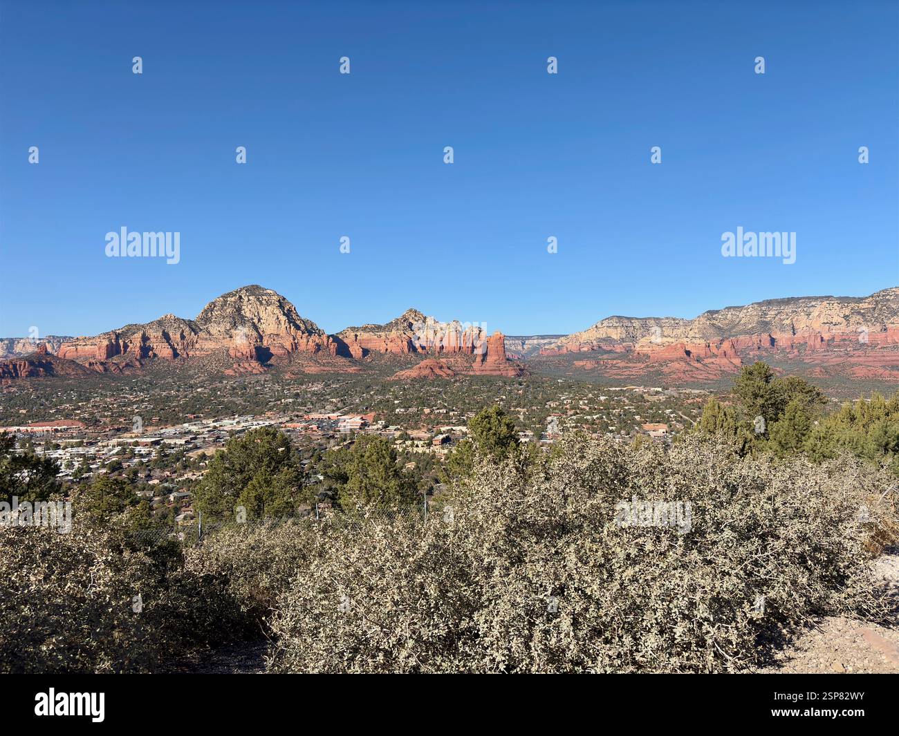 Scenic view of Sedona, Arizona, with red rock formations and clear sky ...