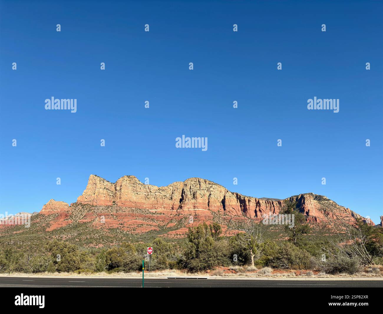 Red rock mountains in Sedona, Arizona, with a clear blue sky Stock ...