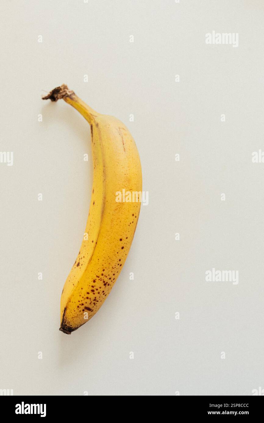single banana against white minimalist background Stock Photo - Alamy