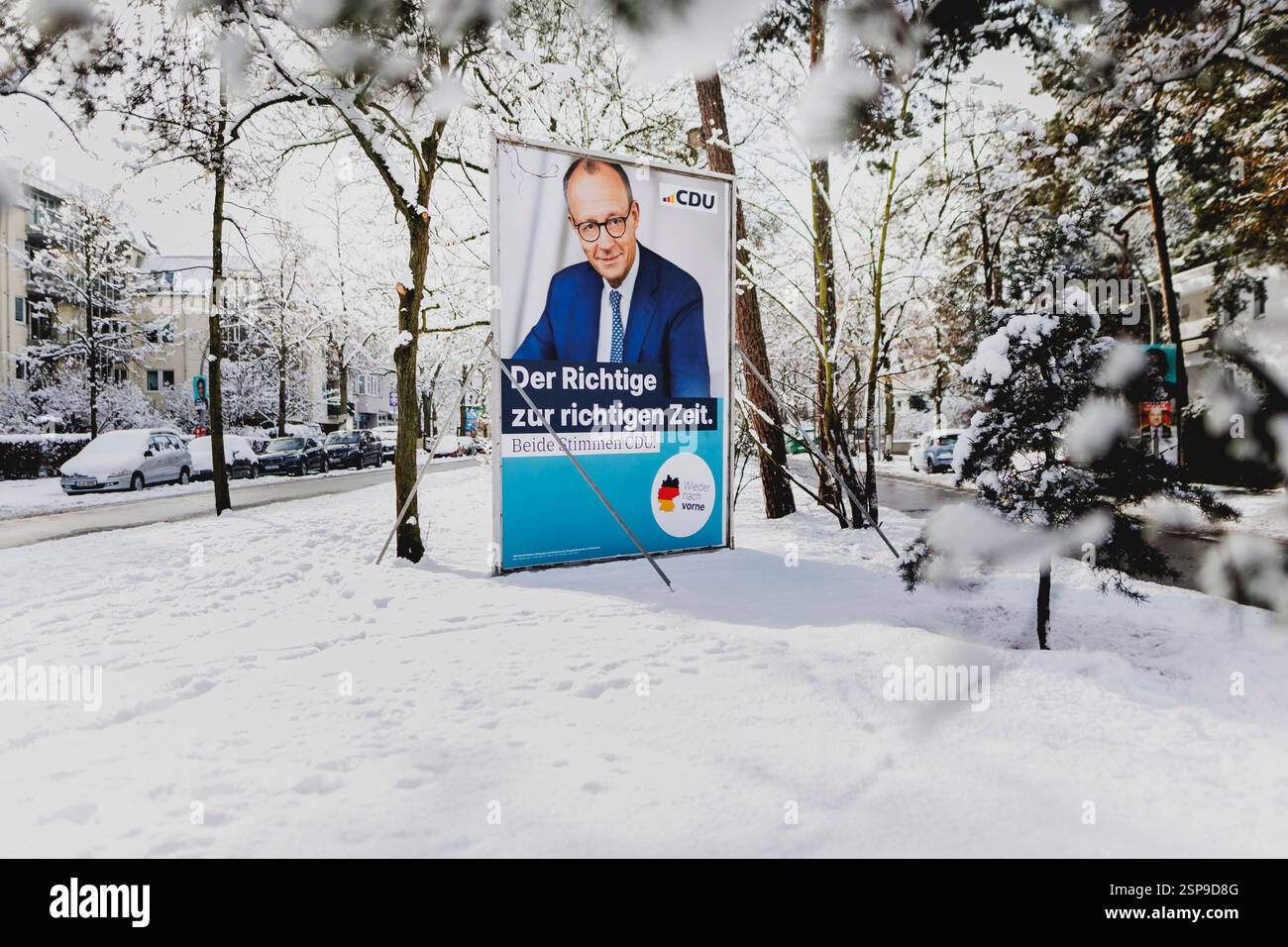 Ein Wahlplakat von Friedrich Merz, CDU-Parteivorsitzender, aufgenommen ...
