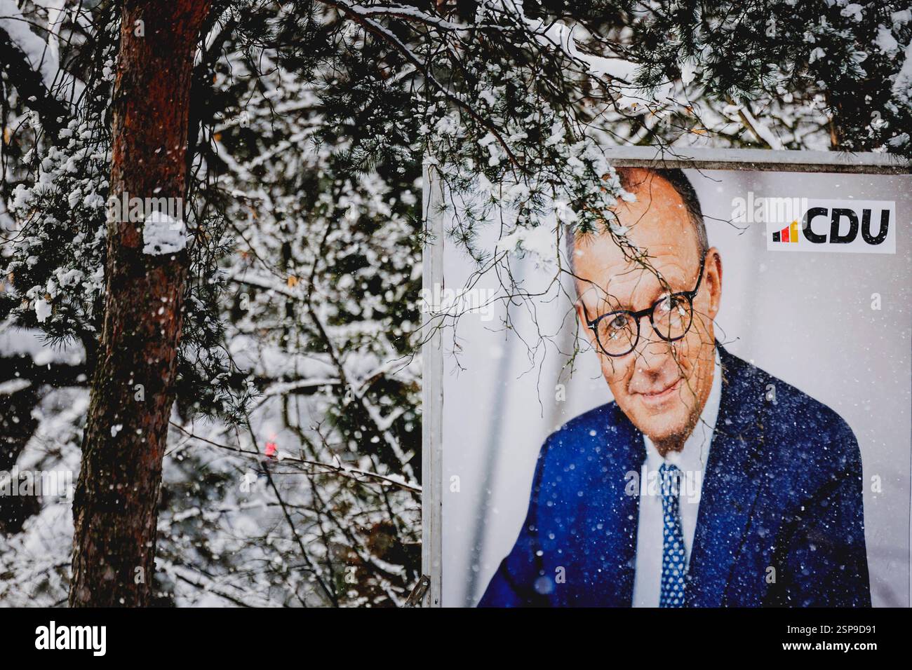 Ein Wahlplakat von Friedrich Merz, CDU-Parteivorsitzender, aufgenommen ...