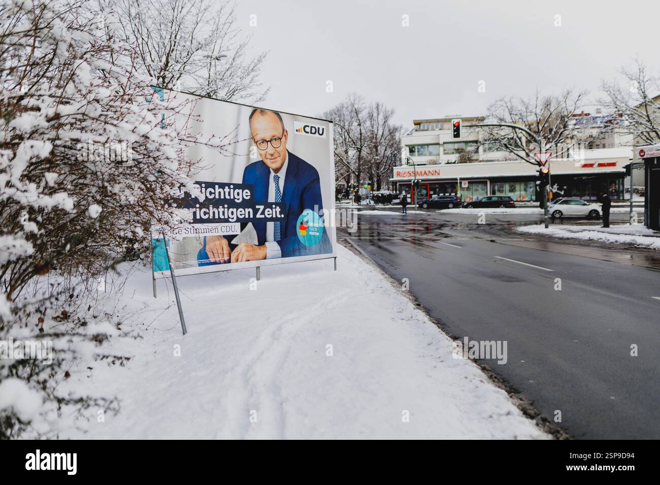 Ein Wahlplakat von Friedrich Merz, CDU-Parteivorsitzender, aufgenommen ...