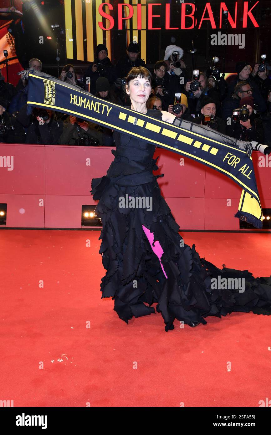 Meret Becker bei der Premiere Das Licht und Berlinale Eroeffnung am 13.02.2025 *** Meret Becker ...