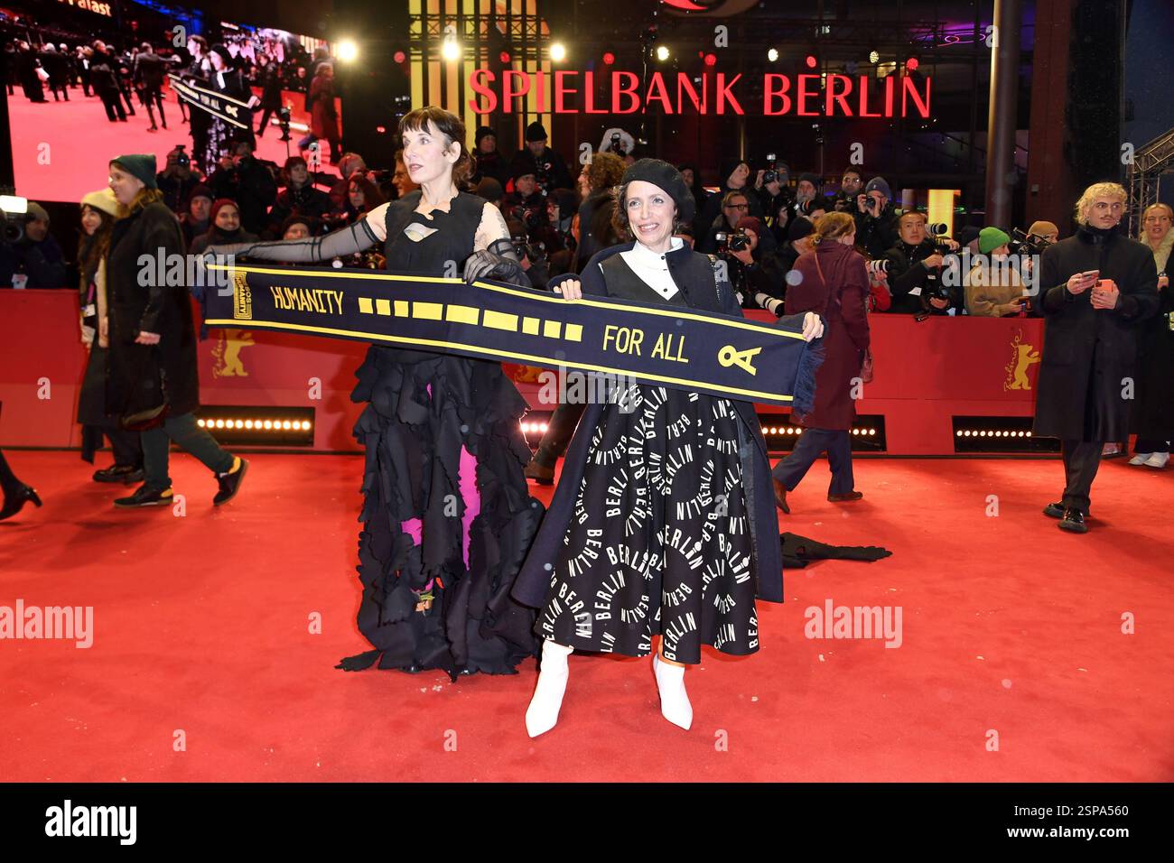 Meret Becker und Anna Thalbach bei der Premiere Das Licht und Berlinale Eroeffnung am 13.02.2025 ...