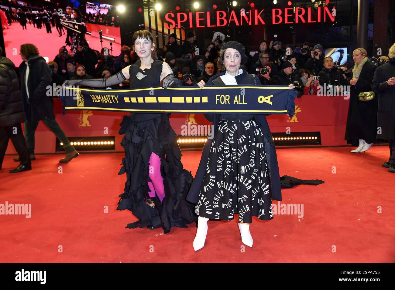 Meret Becker und Anna Thalbach bei der Premiere Das Licht und Berlinale Eroeffnung am 13.02.2025 ...