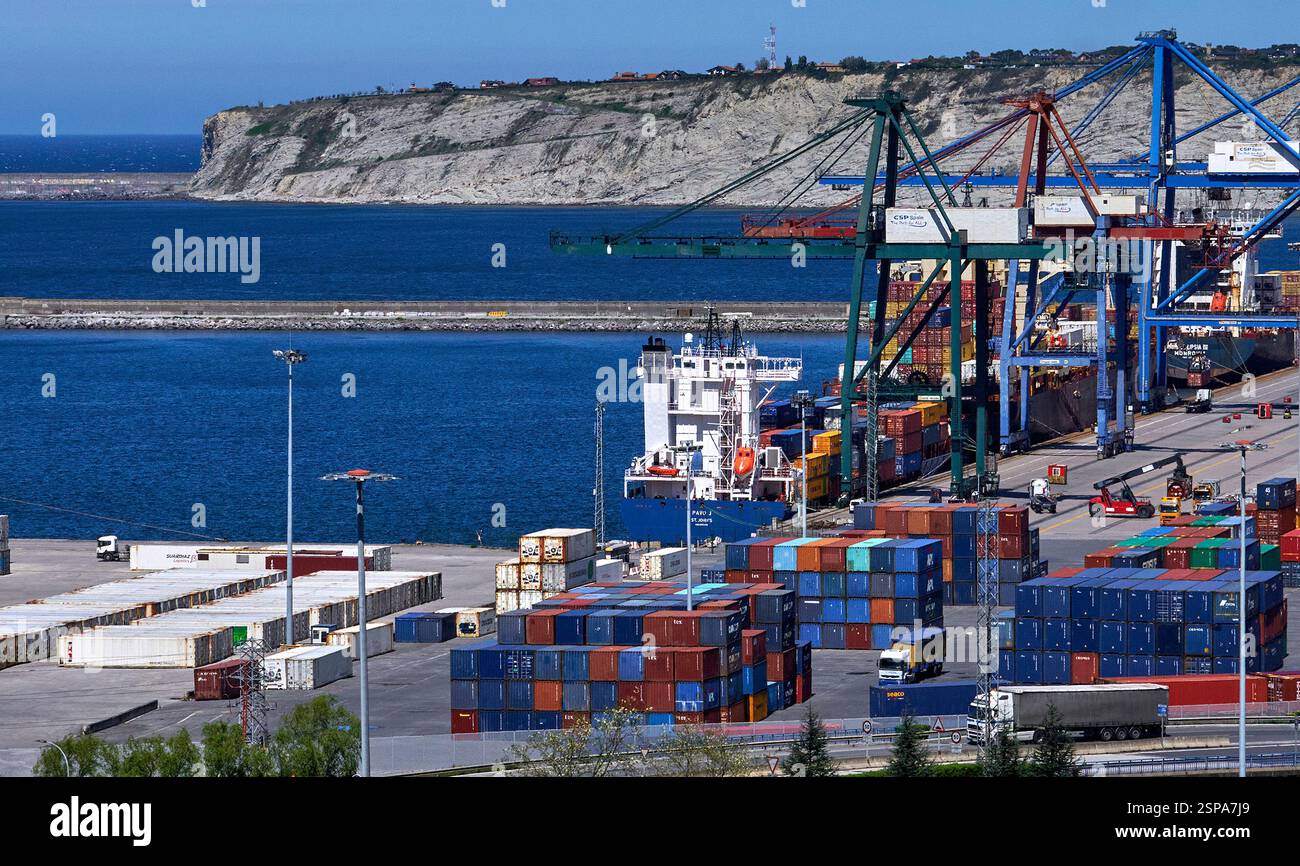 View commercial cargo port hi-res stock photography and images - Alamy