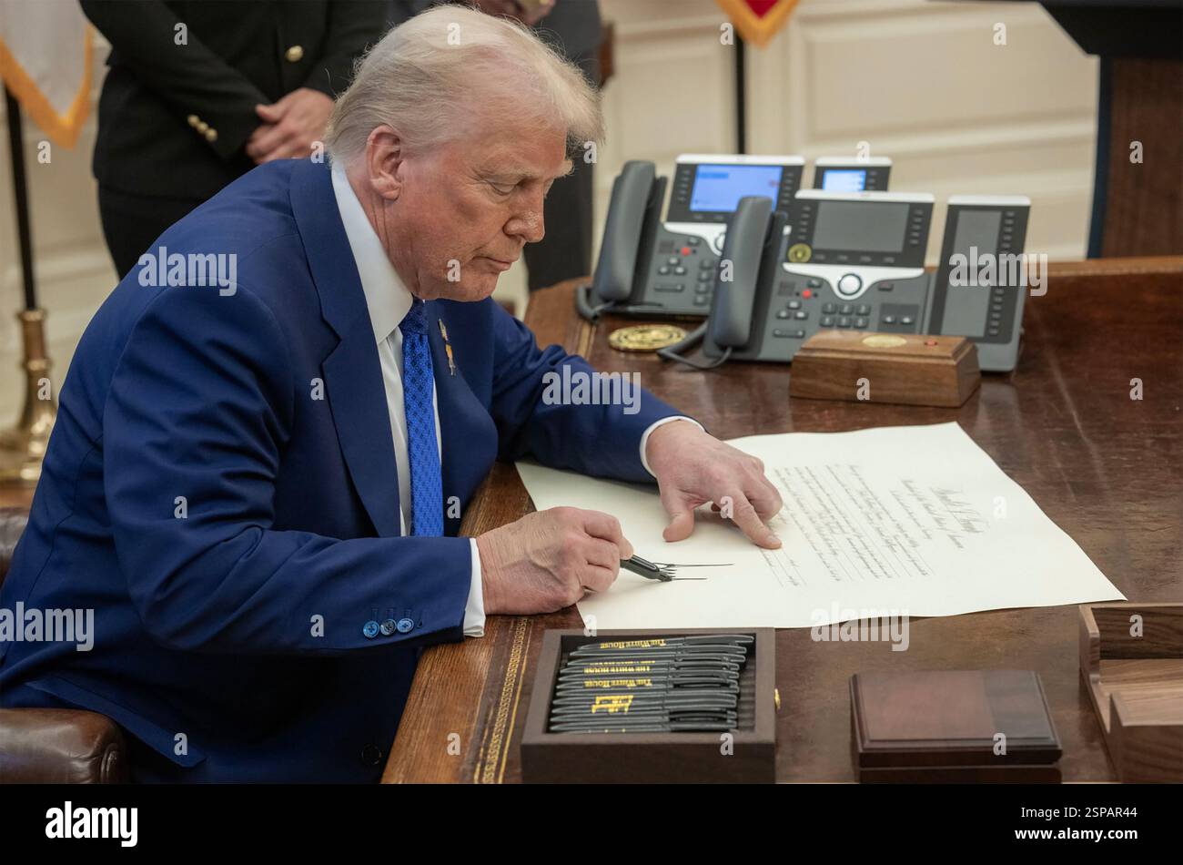 Donald trump signature hi-res stock photography and images - Alamy