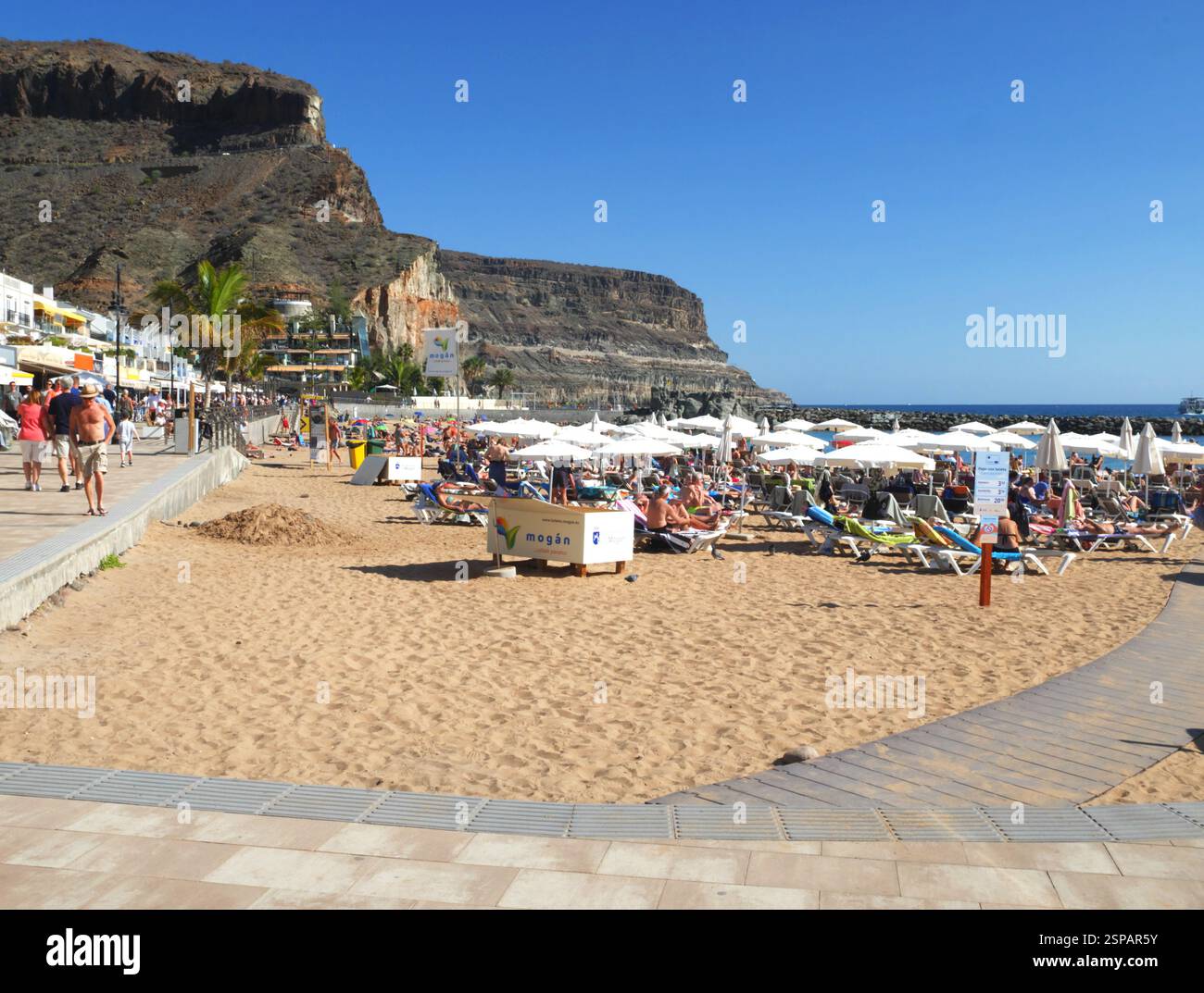 Playa de Mogan, Gran Canaria, Spain Stock Photo - Alamy