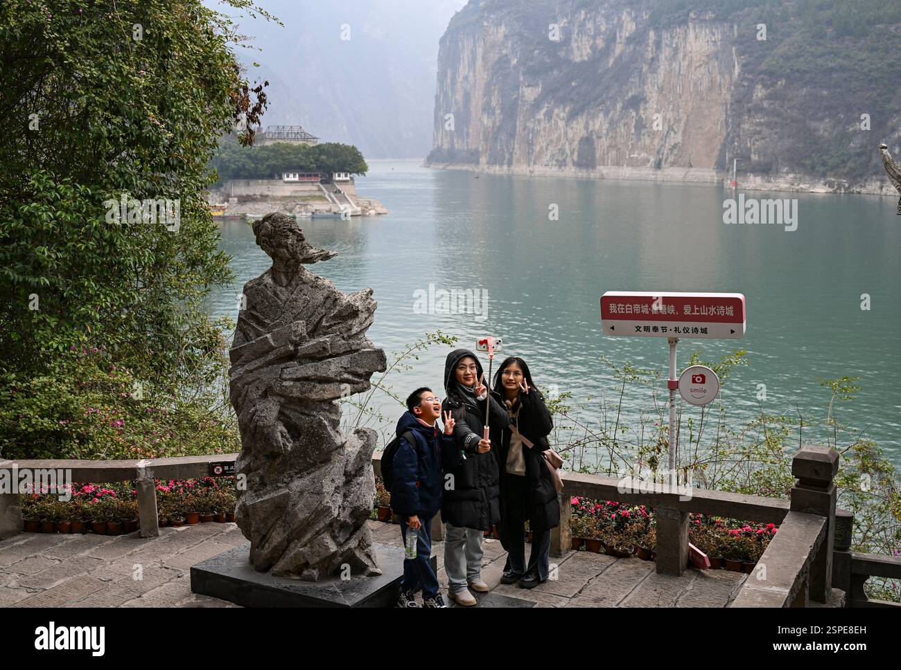 (250214) -- CHONGQING, Feb. 14, 2025 (Xinhua) -- Tourists pose for ...