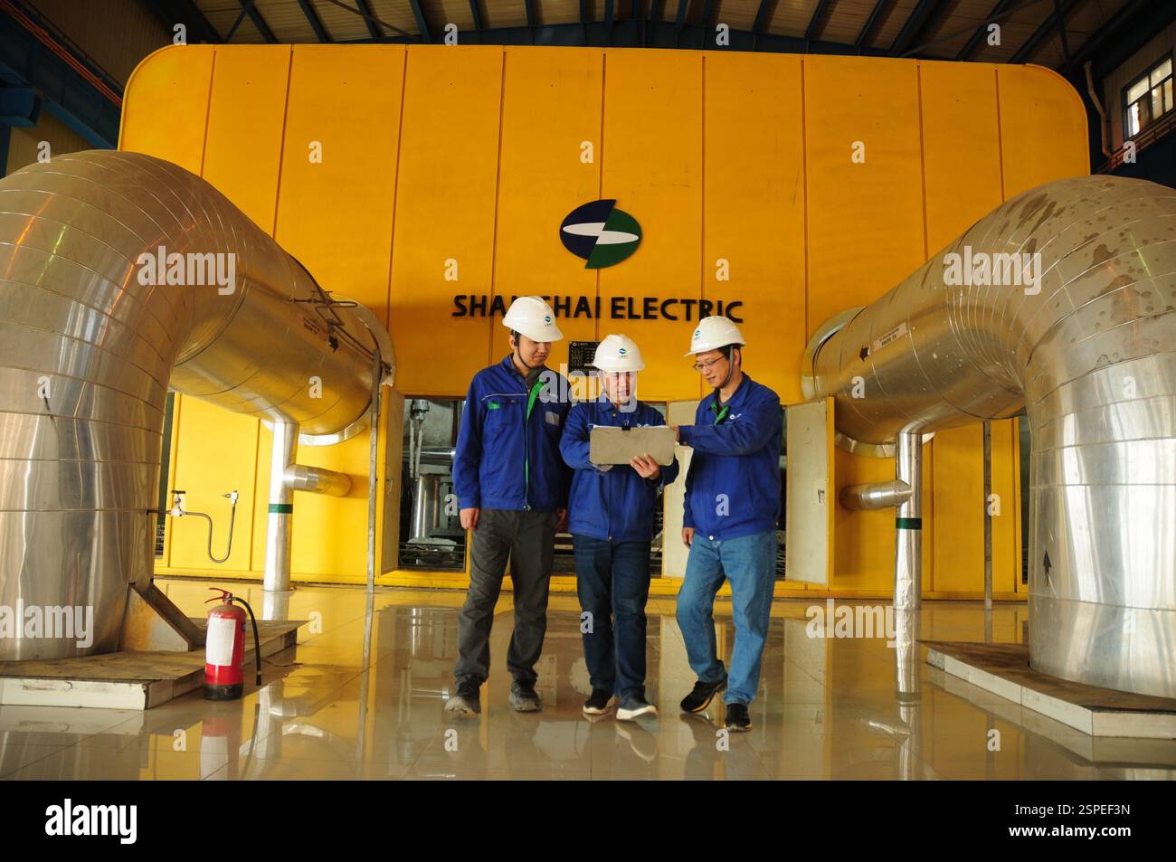 (250214) -- WASIT, Feb. 14, 2025 (Xinhua) -- Staff members from China ...