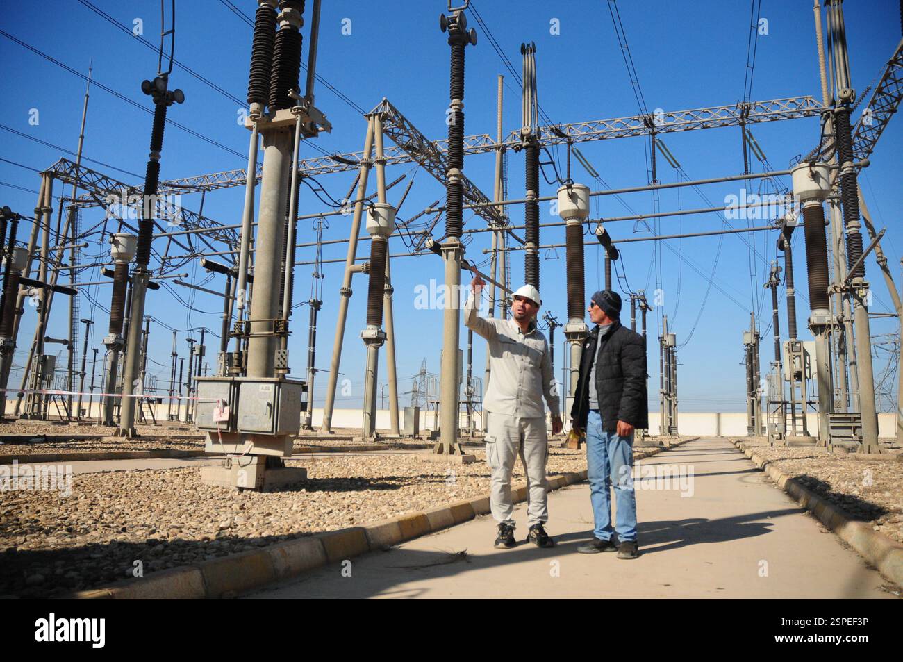 (250214) -- WASIT, Feb. 14, 2025 (Xinhua) -- Staff members from Iraq ...