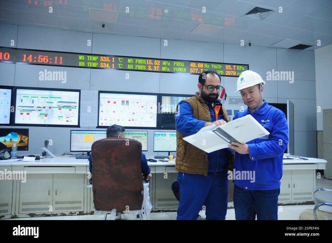 (250214) -- WASIT, Feb. 14, 2025 (Xinhua) -- Staff members from China ...