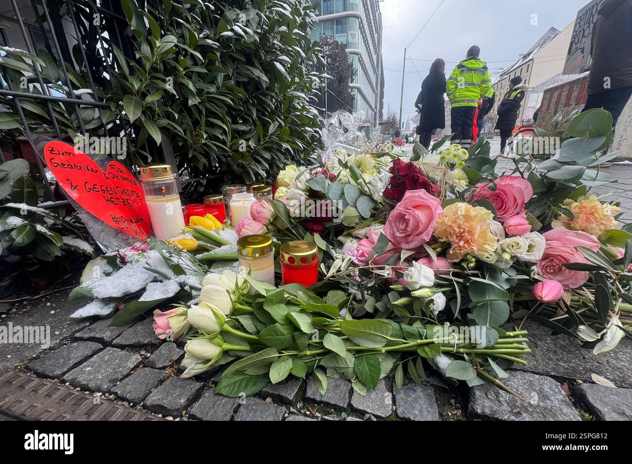 Blumen und Kerzen am Anschlagsort. Buerger in Muenchen gedenken der Opfer vom Anschlag eines ...