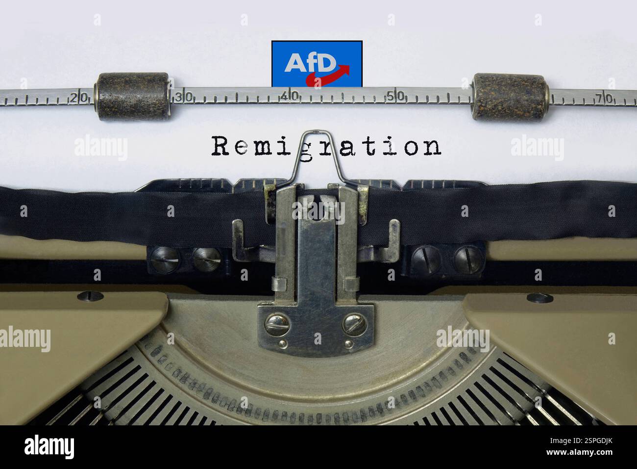 Schreibmaschine mit Schriftzug Remigration und AfD-Logo Fotomontage ...