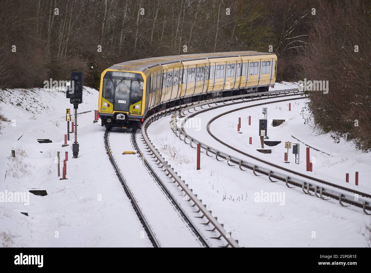 Berlin, Schneewetter Eine U-Bahn der Linie U5 am 14.02.2025 in Berlin ...