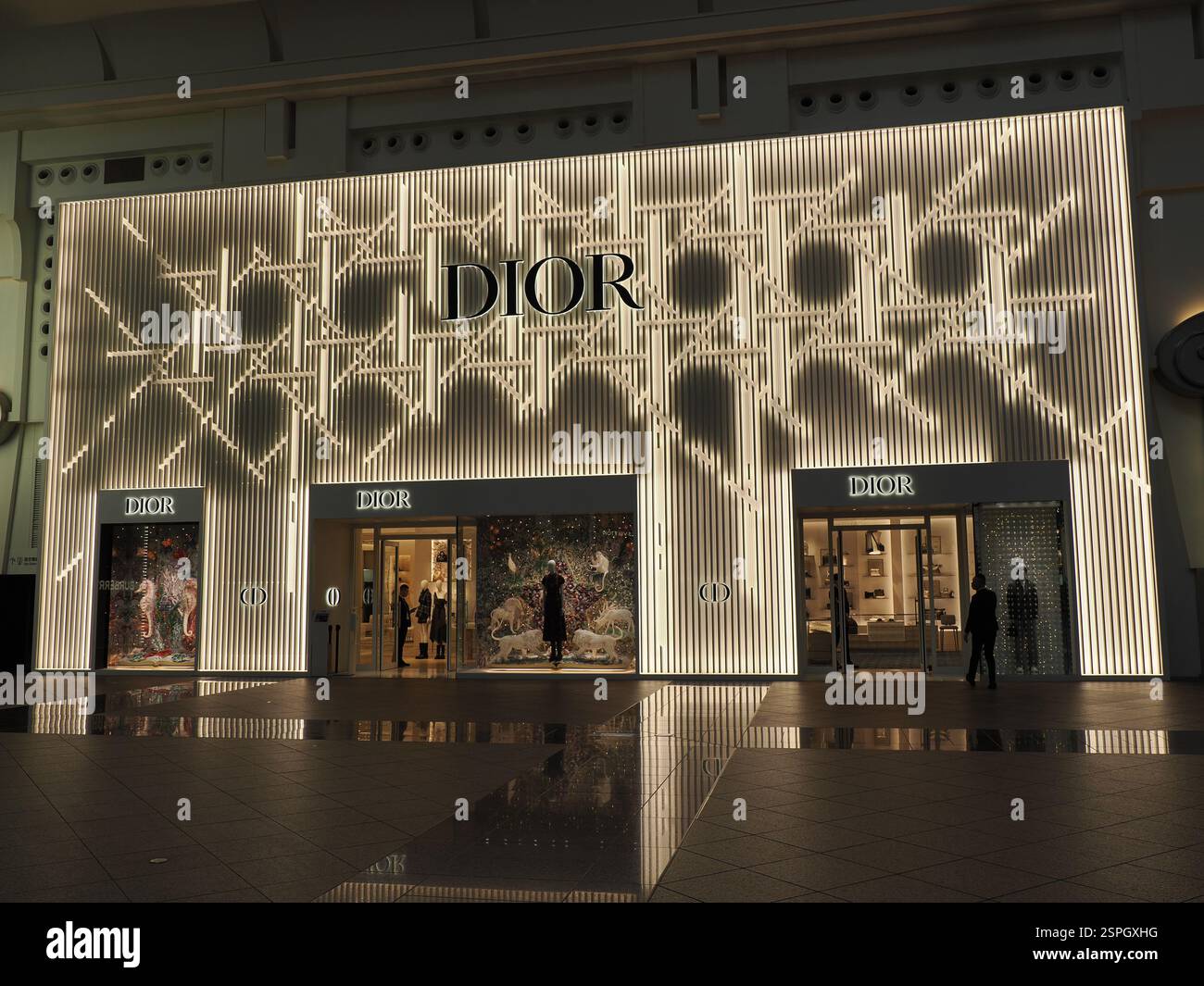 Interior image of the shopping mall inside Taipei 101 Stock Photo - Alamy