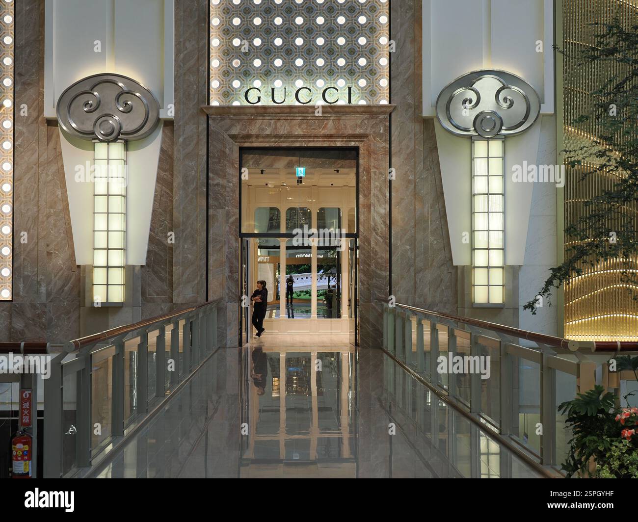 Interior image of the shopping mall inside Taipei 101 Stock Photo - Alamy