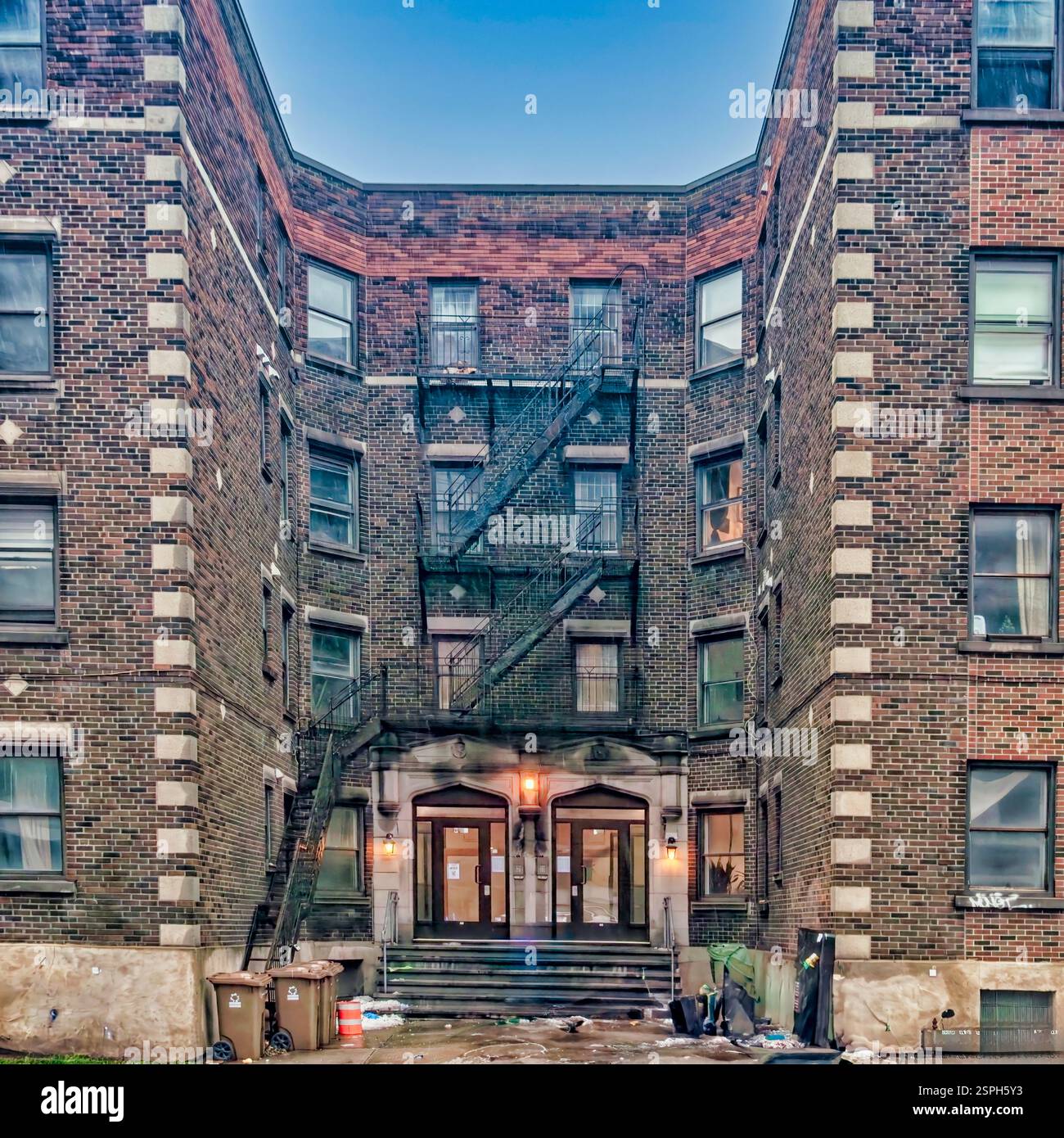 Front entrance apartment building hi-res stock photography and images ...