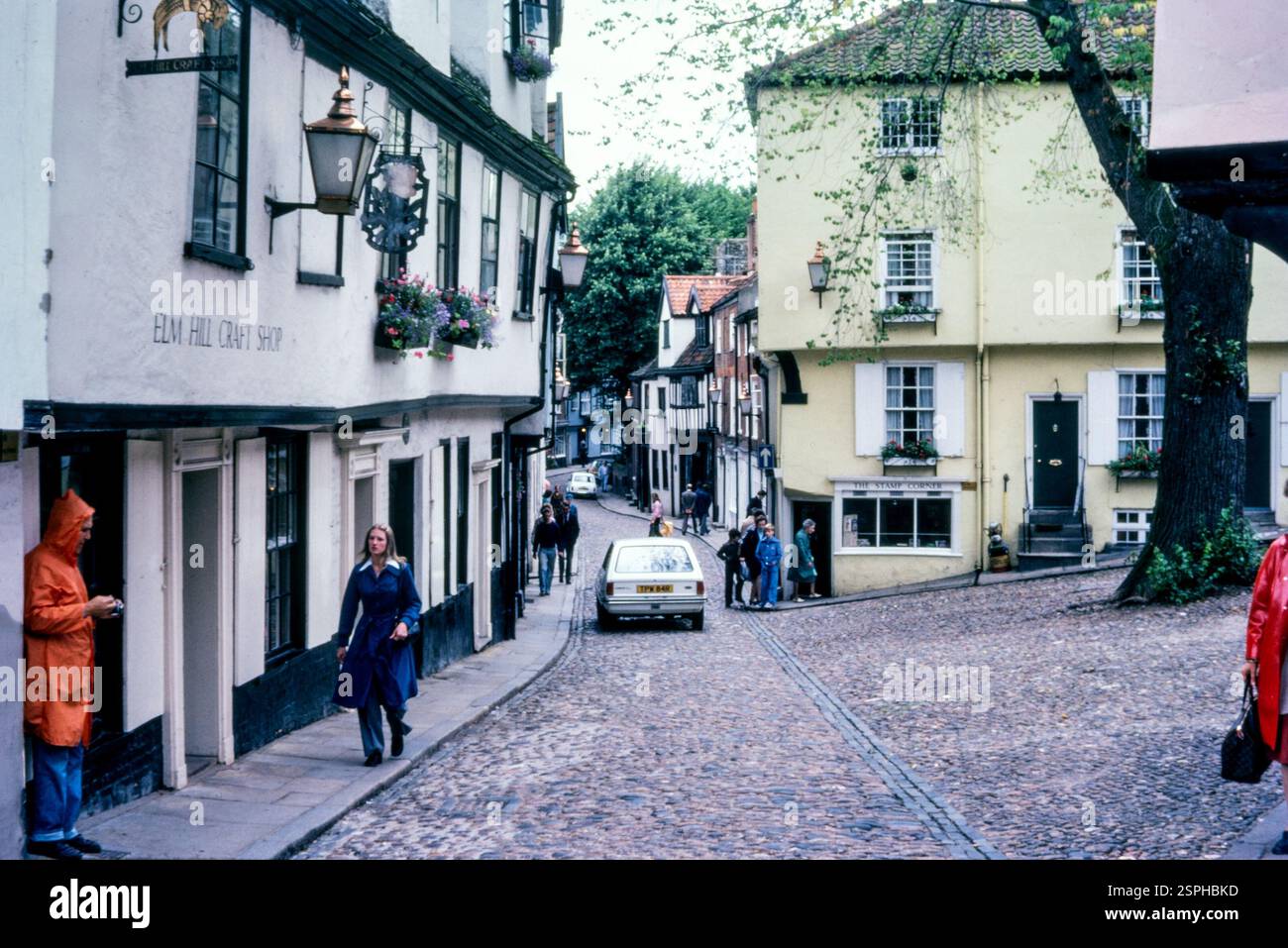 Elm Hill, Norwich, historic cobbled lane in City of Norwich, Norfolk ...