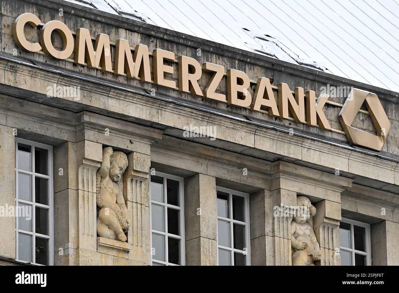 COMMERZBANK goldener Schriftzug,Logo,Emblem,Firmenemblem ...