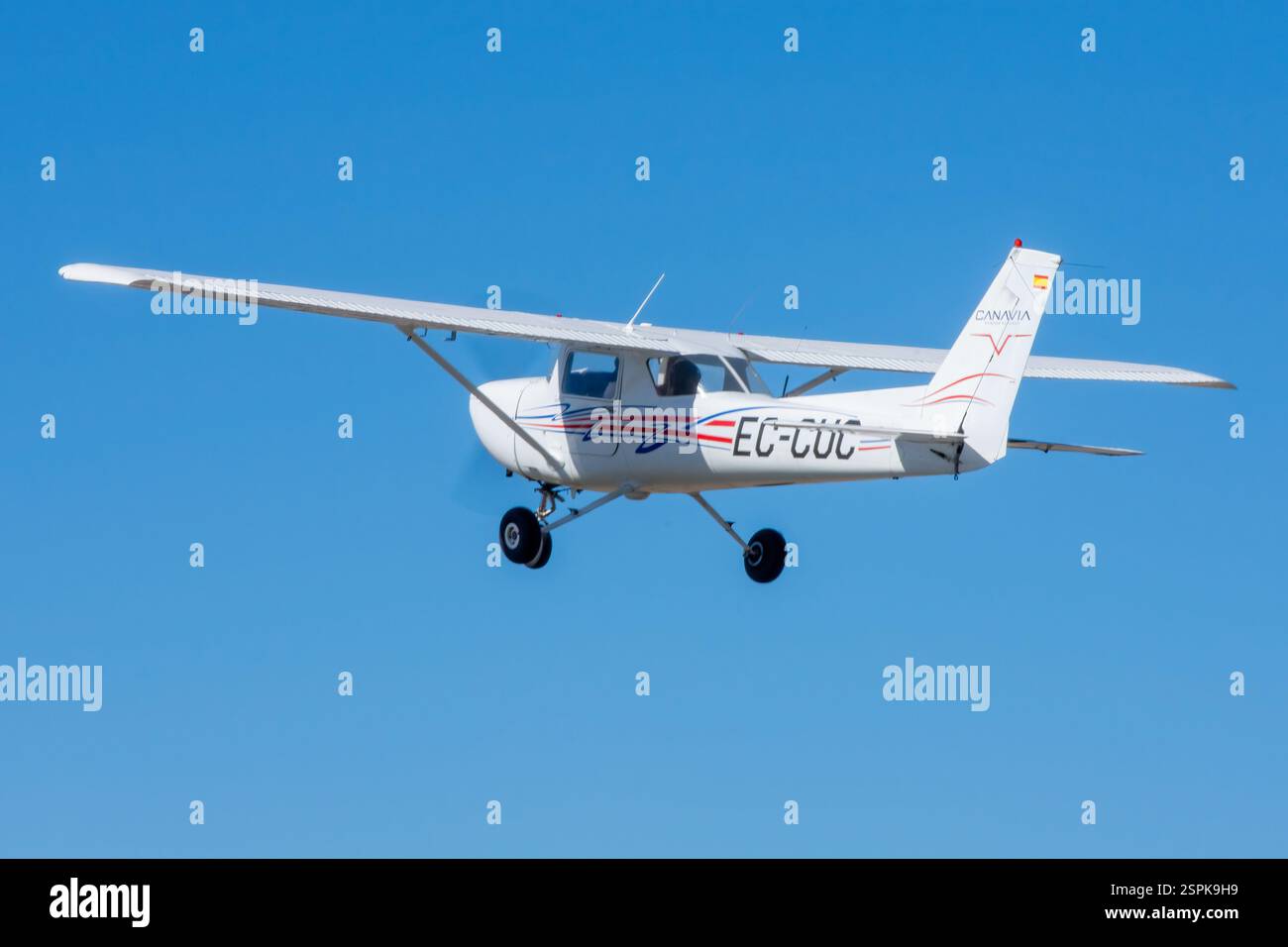 Avioneta volando hi-res stock photography and images - Alamy
