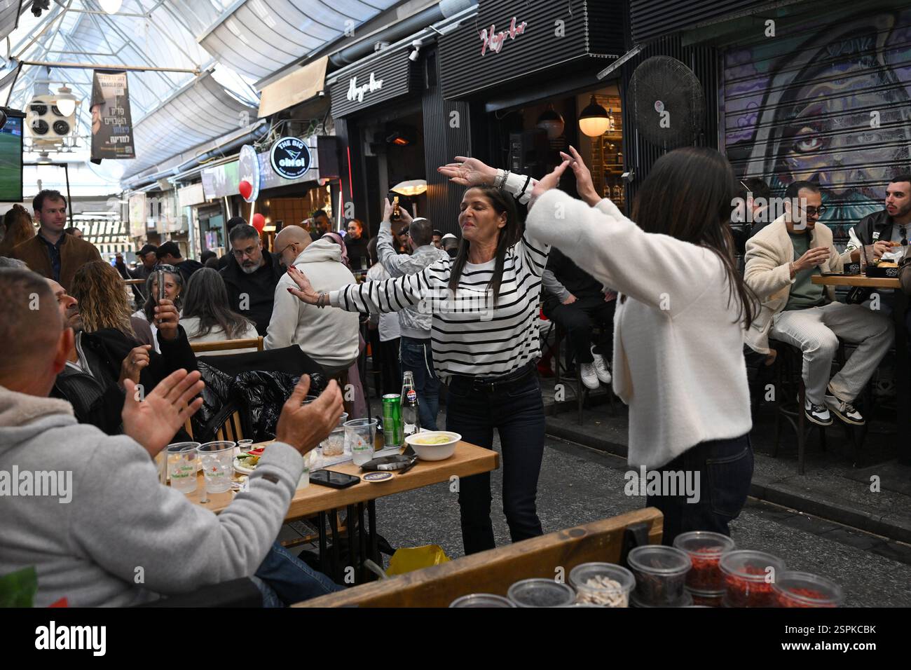 Jerusalem, Israel. 14th Feb, 2025. Israelis dance on Valentine's Day in ...