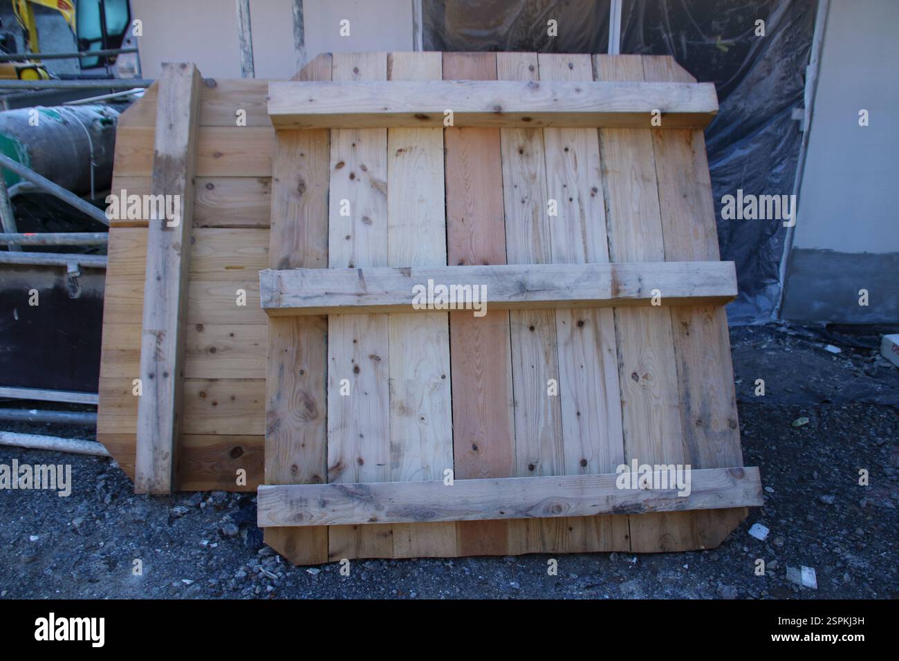 Wooden pallet stands upright on scaffolding Stock Photo - Alamy