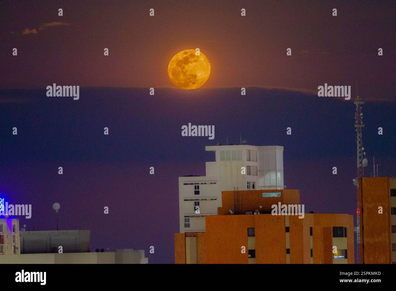 Maracaibo, Venezuela. 15-12-2024. A full moon is observed in the city ...