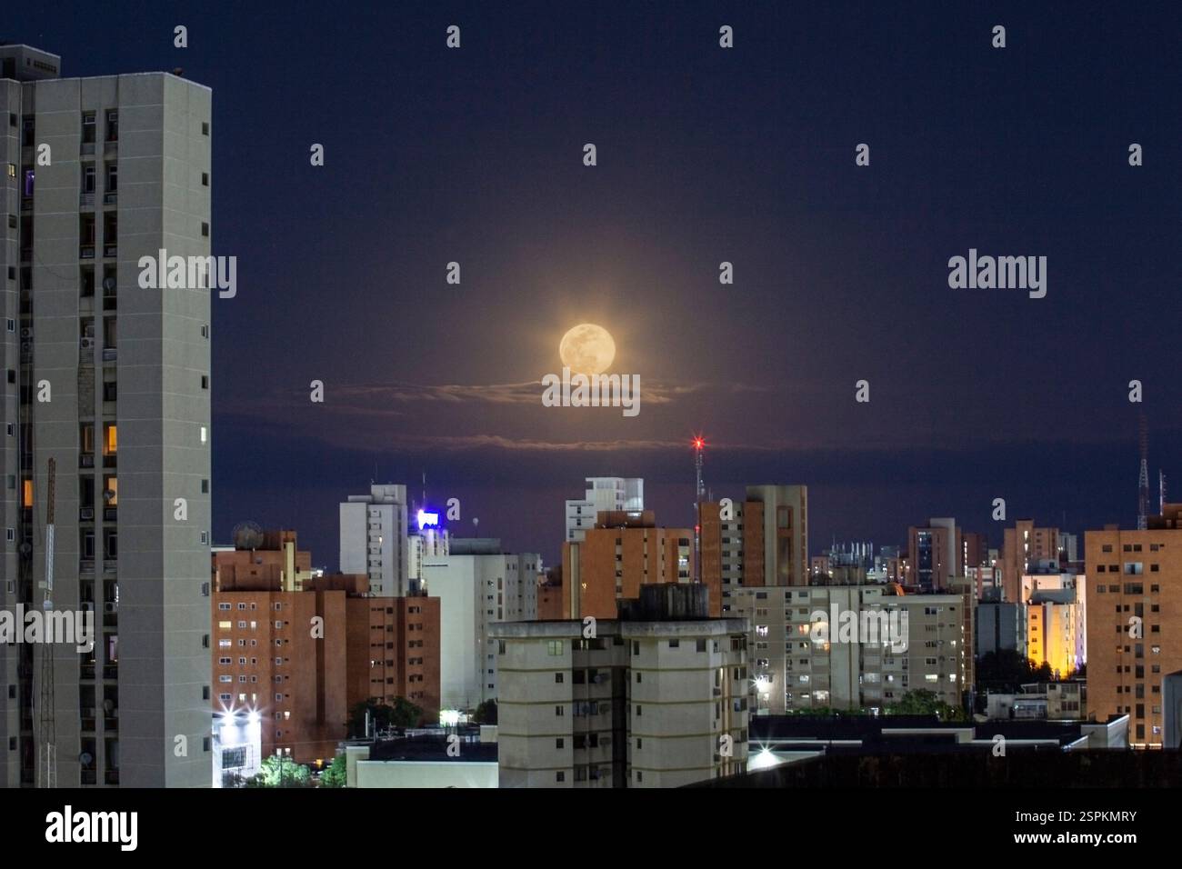 Maracaibo, Venezuela. 15-12-2024. A full moon is observed in the city ...