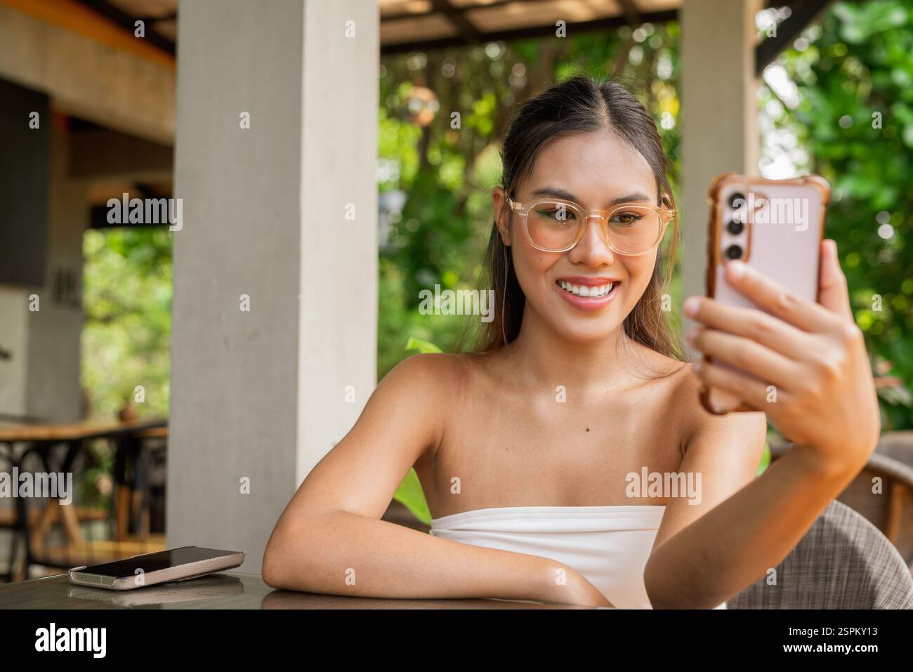 Woman in cafe holding smartphone hi-res stock photography and images - Alamy