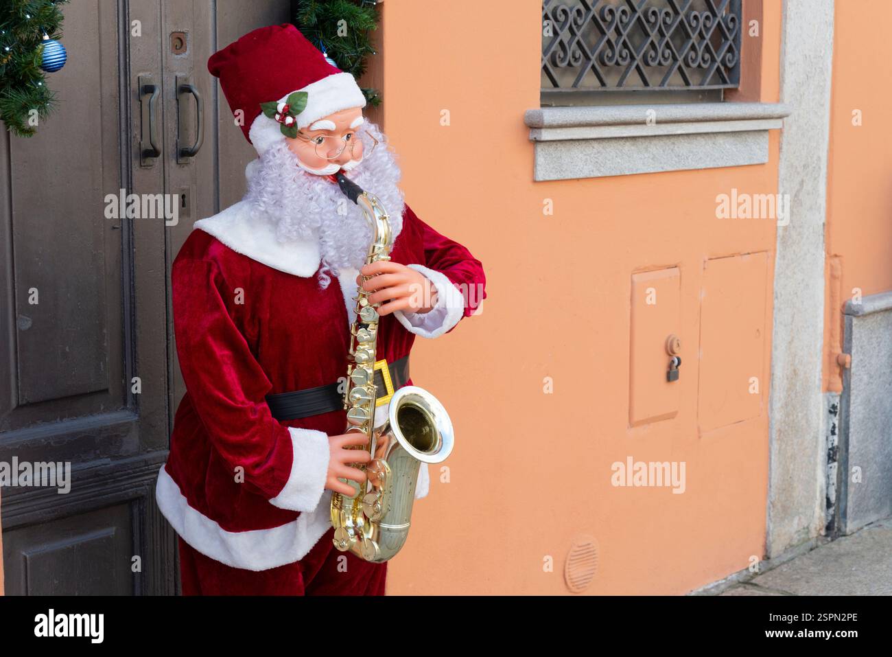 Santa Claus Mannequin Playing the Saxophone Stock Photo - Alamy