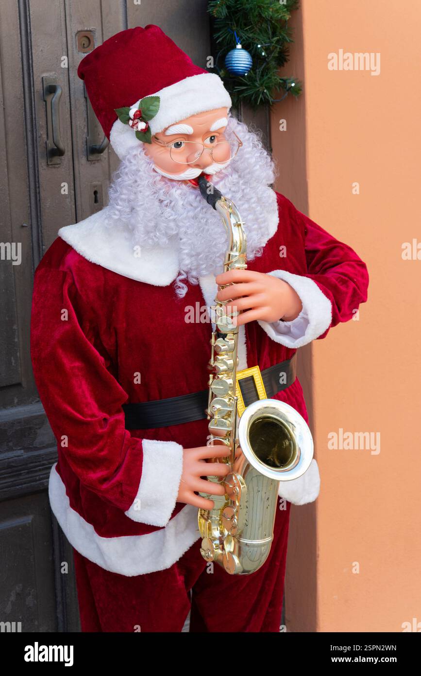 Santa Claus Mannequin Playing the Saxophone Stock Photo - Alamy