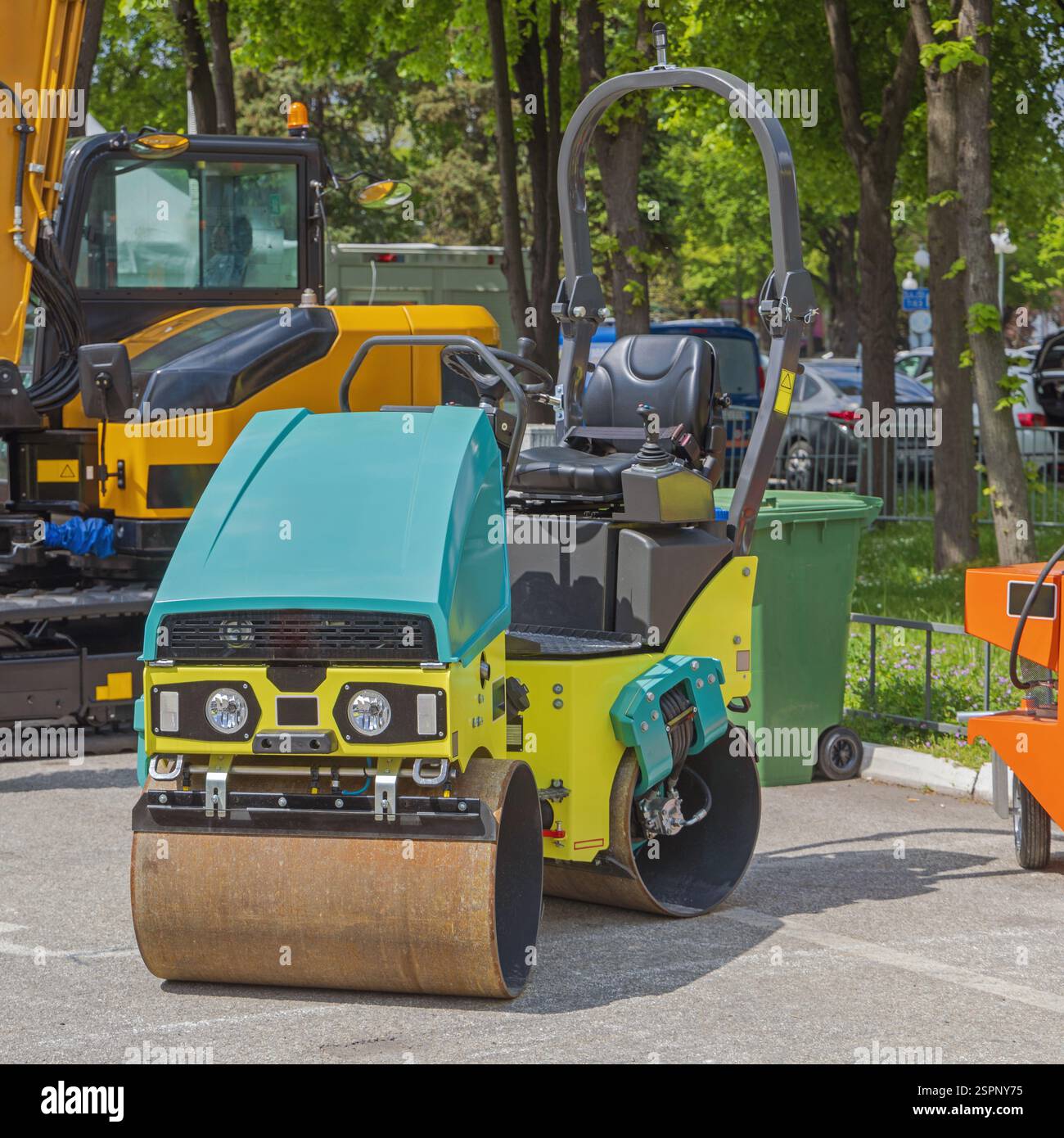 Light Tandem Compact Vibratory Roller Machine Road Construction Site ...