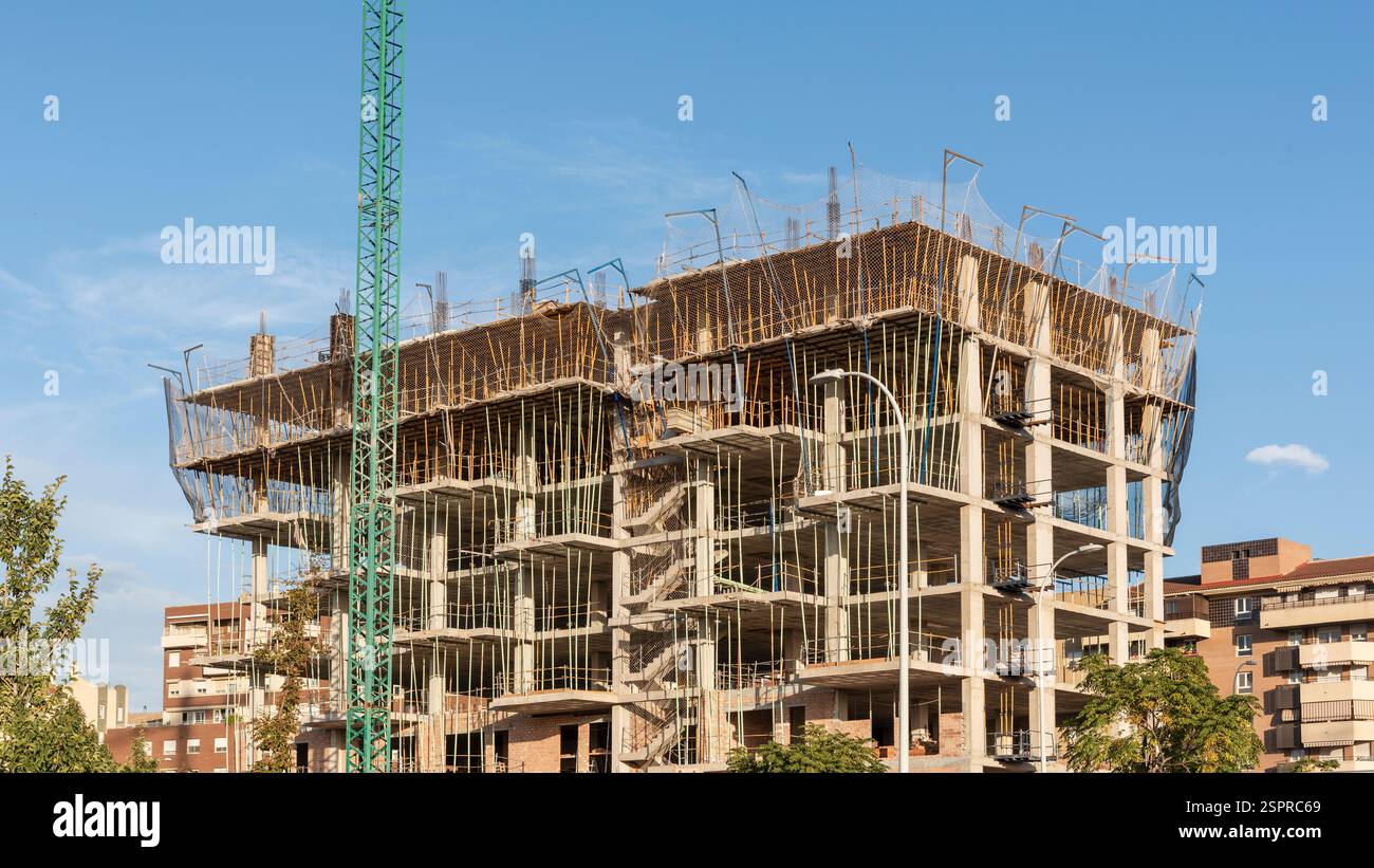 Edificios de viviendas en construcción con grandes grúas Stock Photo - Alamy