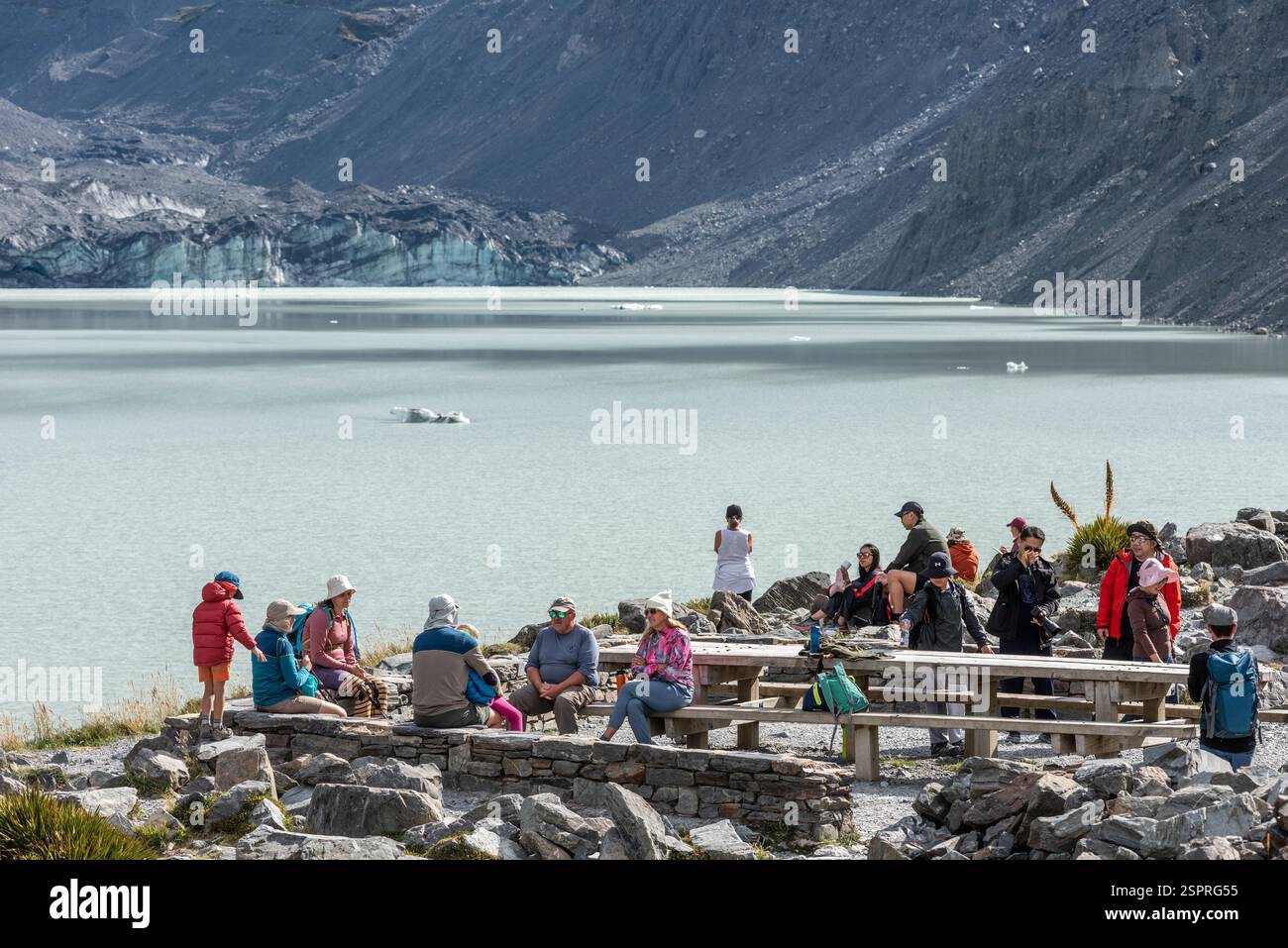 Mount Cook / Aoraki, February 2nd 2025: Tourists at Hooker Lake Stock Photo - Alamy