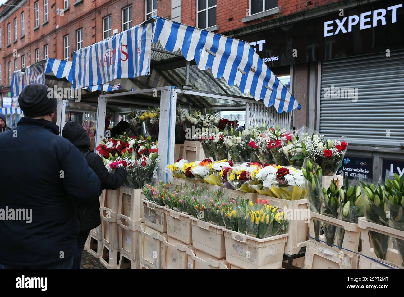 Dublin, Ireland - 14th February 2025 - a flower stall selling bouquets ...