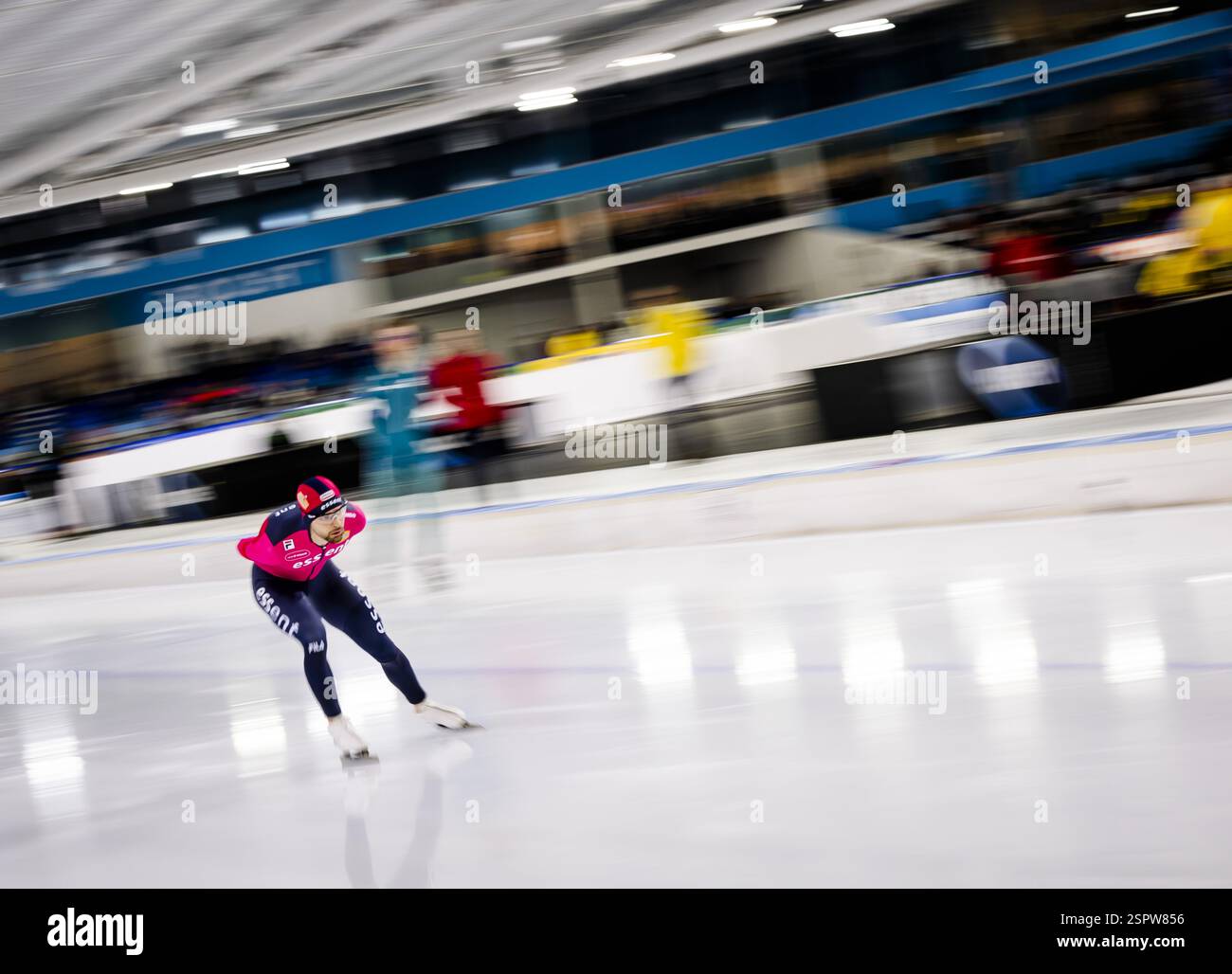 HEERENVEEN - Chris Huizinga in action on the men's 5000 meters during ...