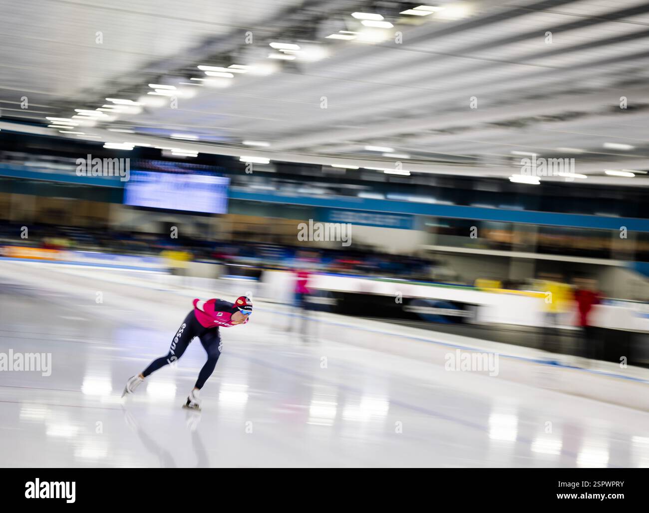 HEERENVEEN - Beau Snellink in action on the men's 5000 meters during ...