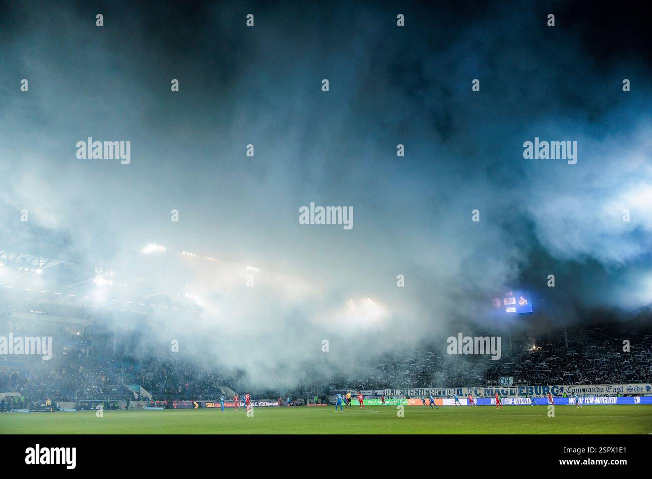 Magdeburg, Deutschland. 14th Feb, 2025. Die zweite Halbzeit beginnt mit viel Rauch und Pyro der ...