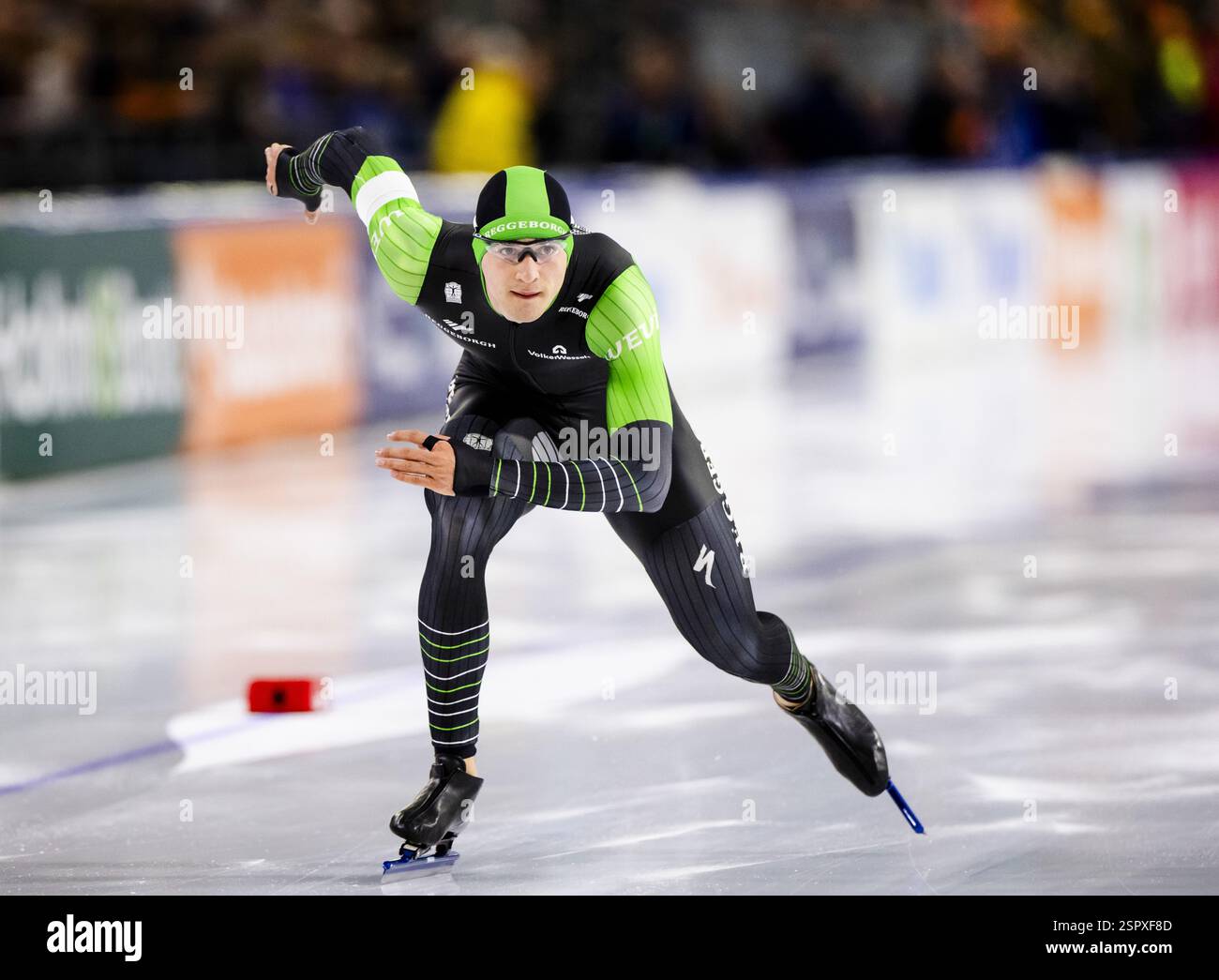HEERENVEEN - Jenning de Boo in action on the first 500 meters for men ...