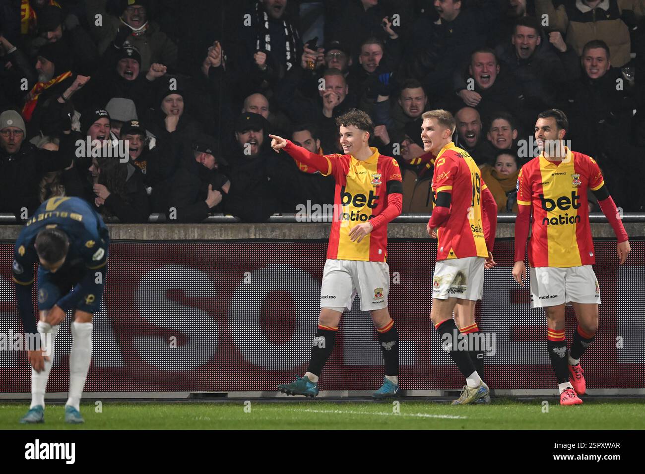 DEVENTER - Jakob Breum of Go Ahead Eagles (l) celebrates the 1-0 during ...
