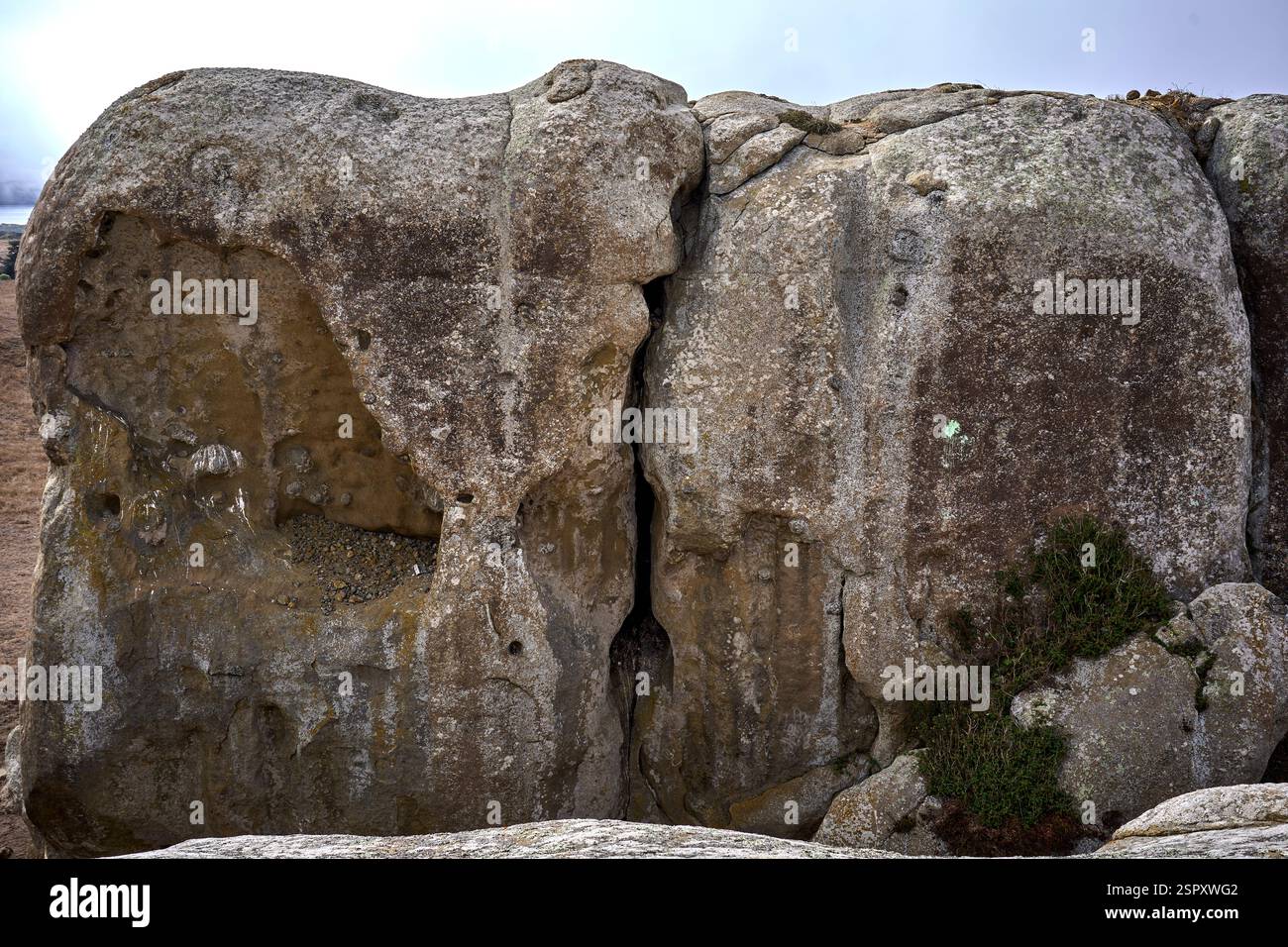 large geological rock feature split down the middle Stock Photo - Alamy