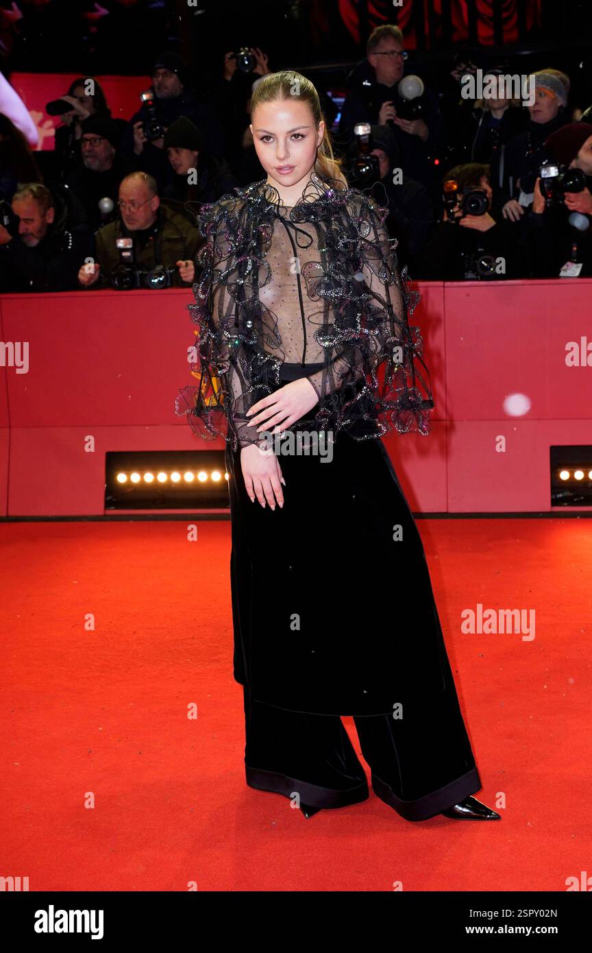 Julia Haller bei der Premiere des Kinofilms Like A Complete Unknown auf ...