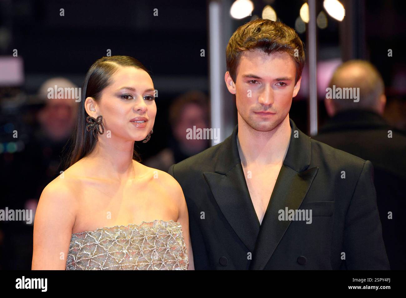 Bo Brown mit Begleitung bei der Premiere des Kinofilms Like A Complete ...