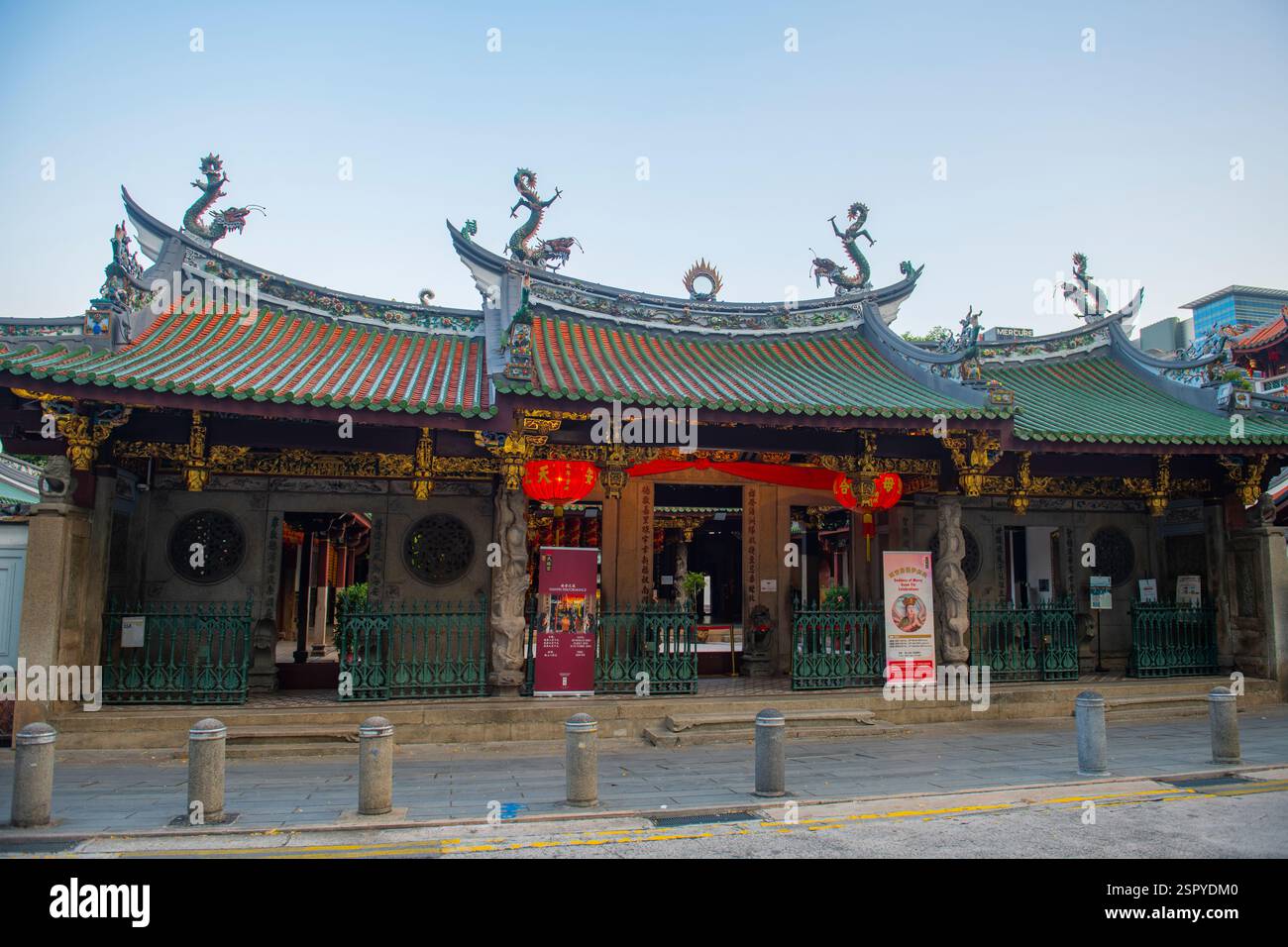 Chinatown singapore main gate hi-res stock photography and images - Alamy