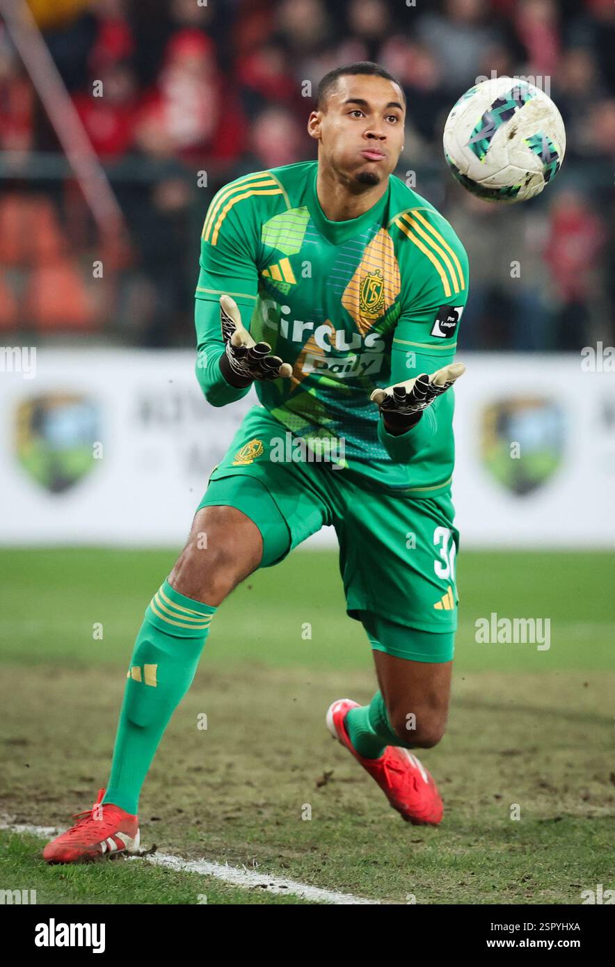 Liege, Belgium. 14th Feb, 2025. Standard's goalkeeper Gavin Bazunu ...